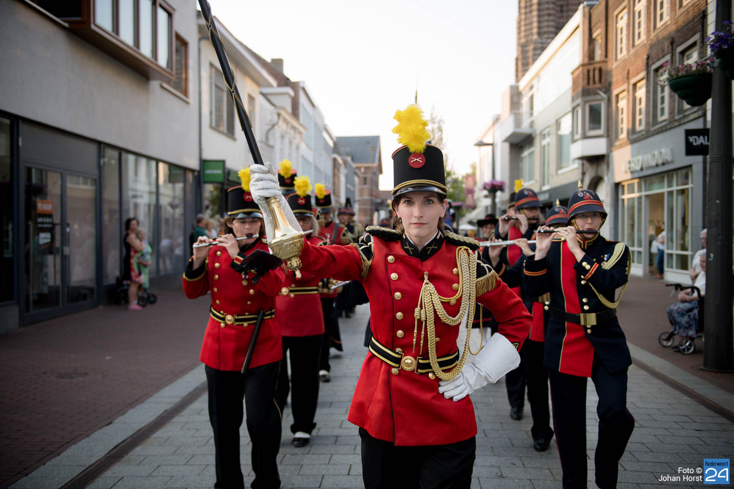 Sacramentsprocessie trekt door centrum van Weert onder begeleiding van ...