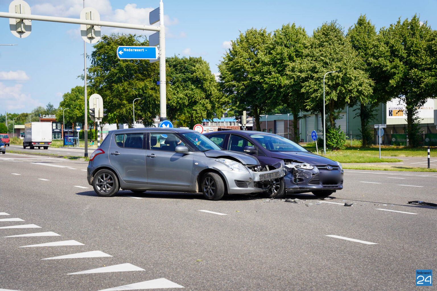 Auto's botsen op kruising Randweg Zuid (N275) - Nederweert24