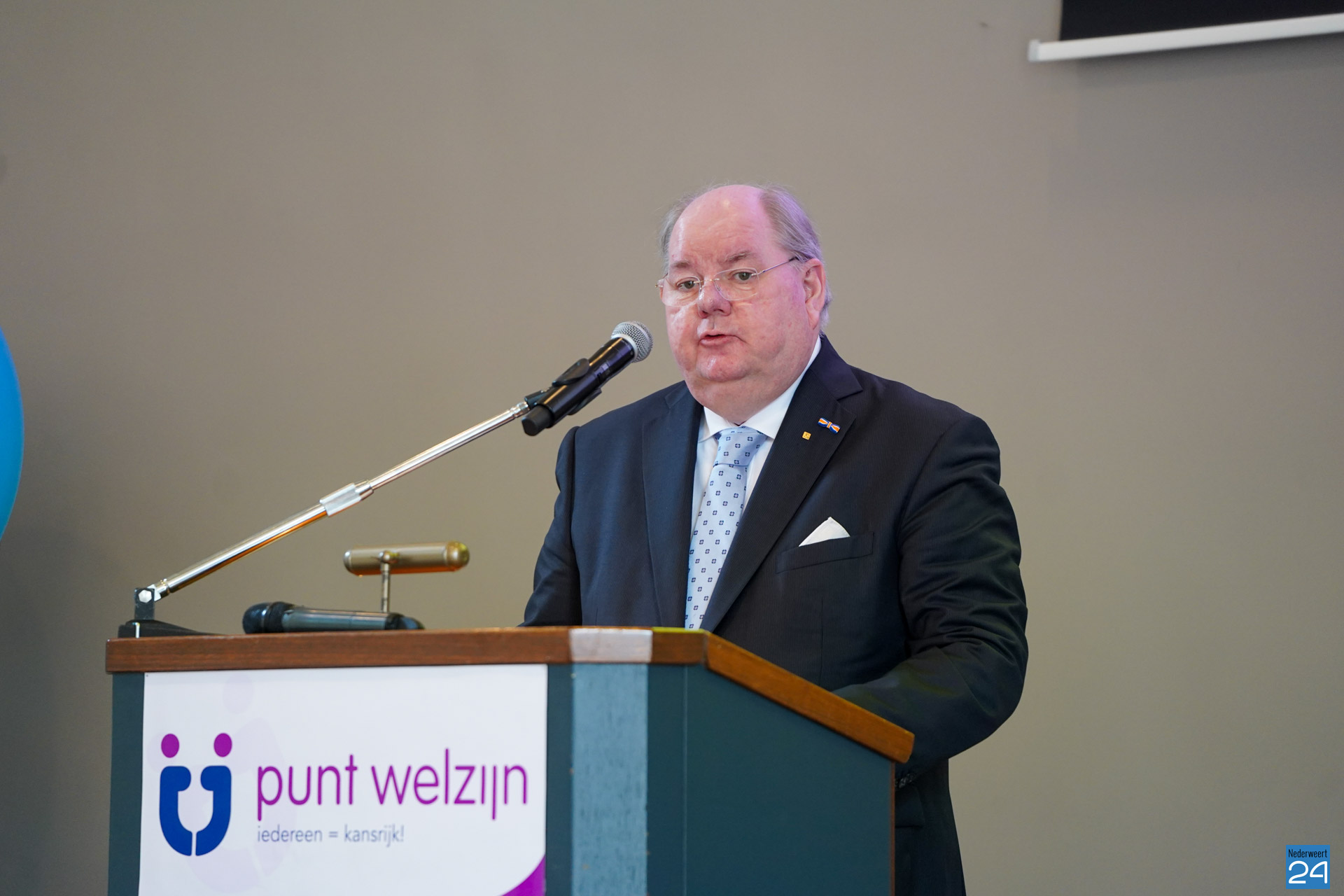 Eerste exemplaren ‘Nog neet uutgekaldj’ uitgereikt aan de burgemeesters ...