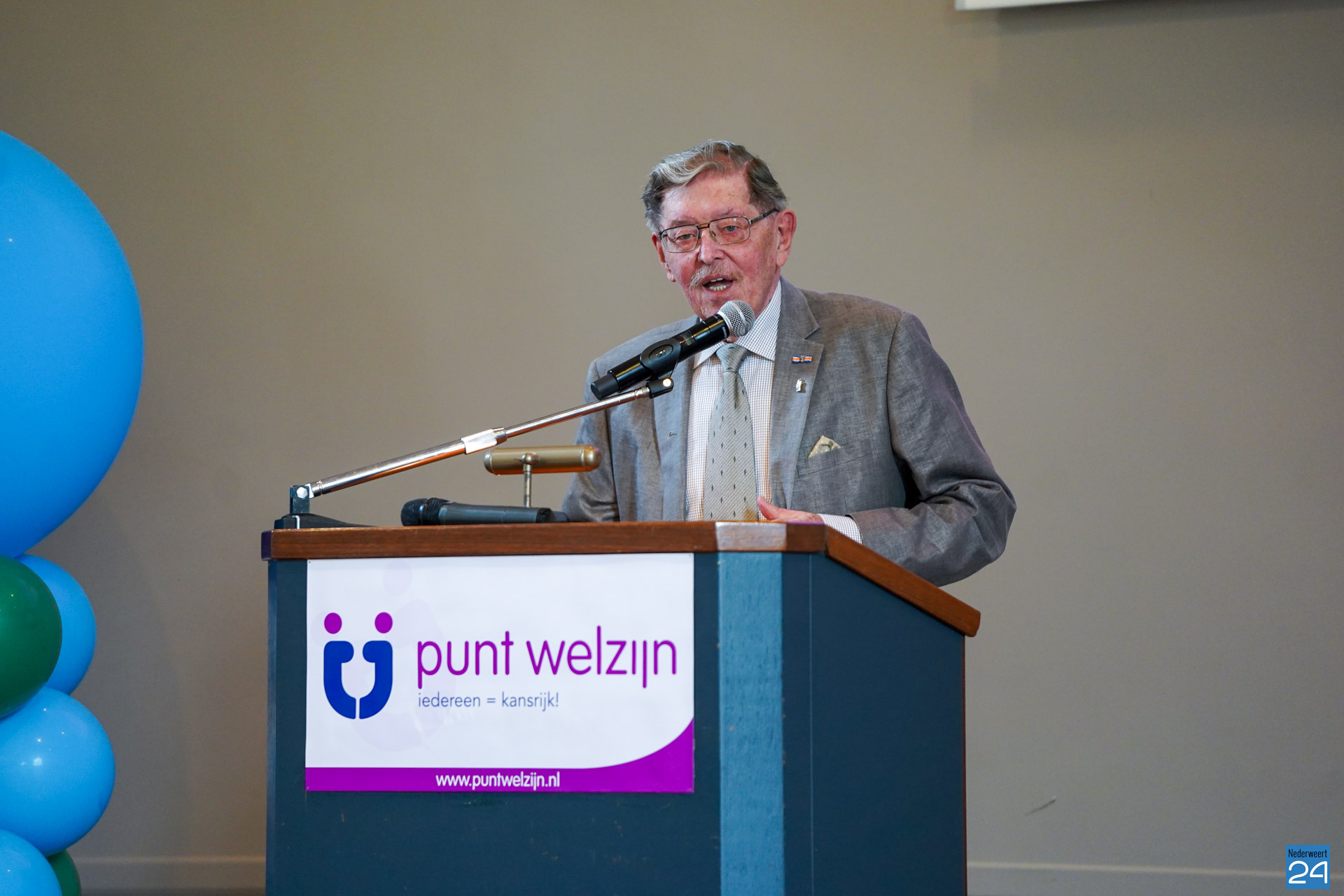 Eerste exemplaren ‘Nog neet uutgekaldj’ uitgereikt aan de burgemeesters ...