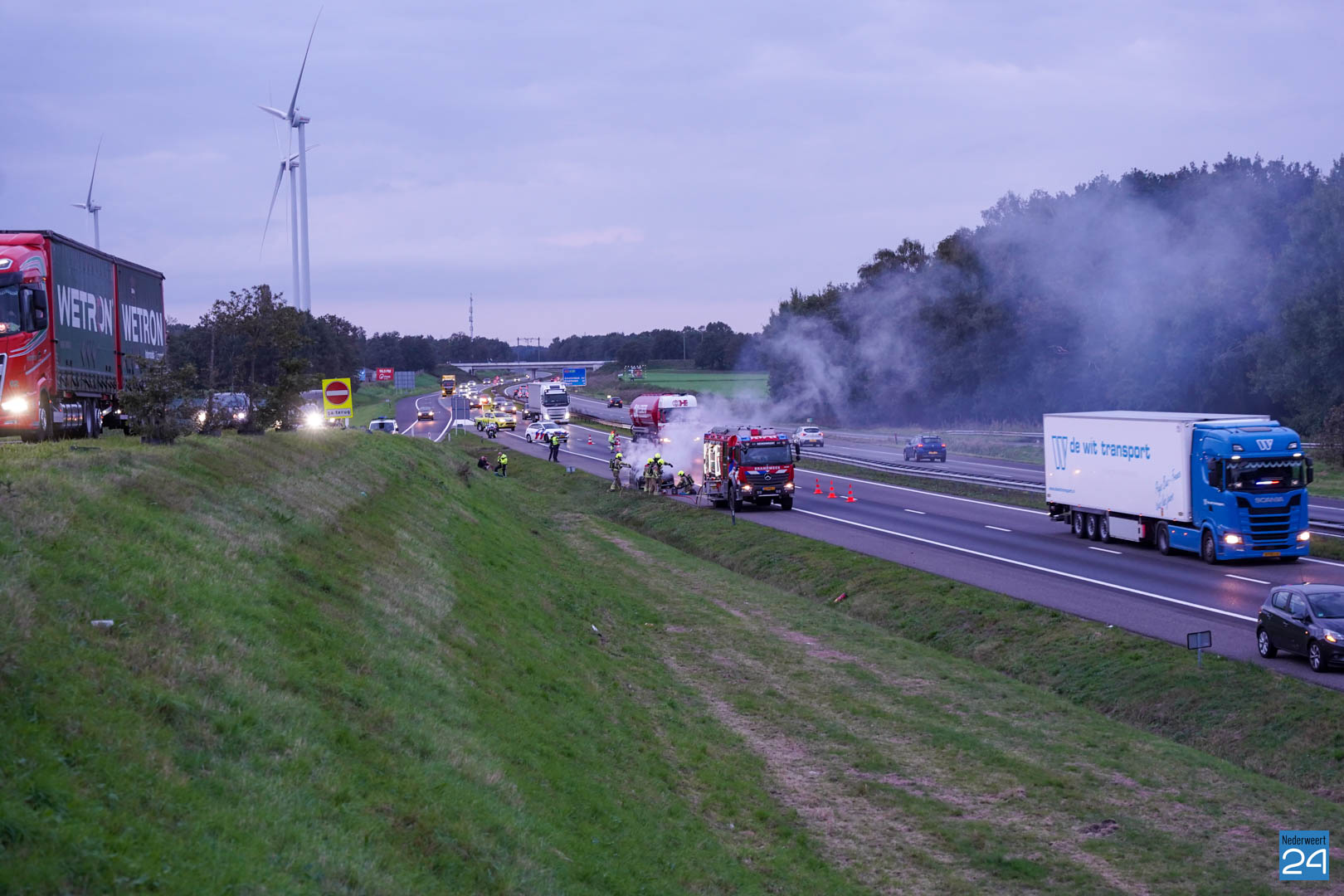 Auto in brand op A2 bij afrit Kelpen-Oler - Nederweert24