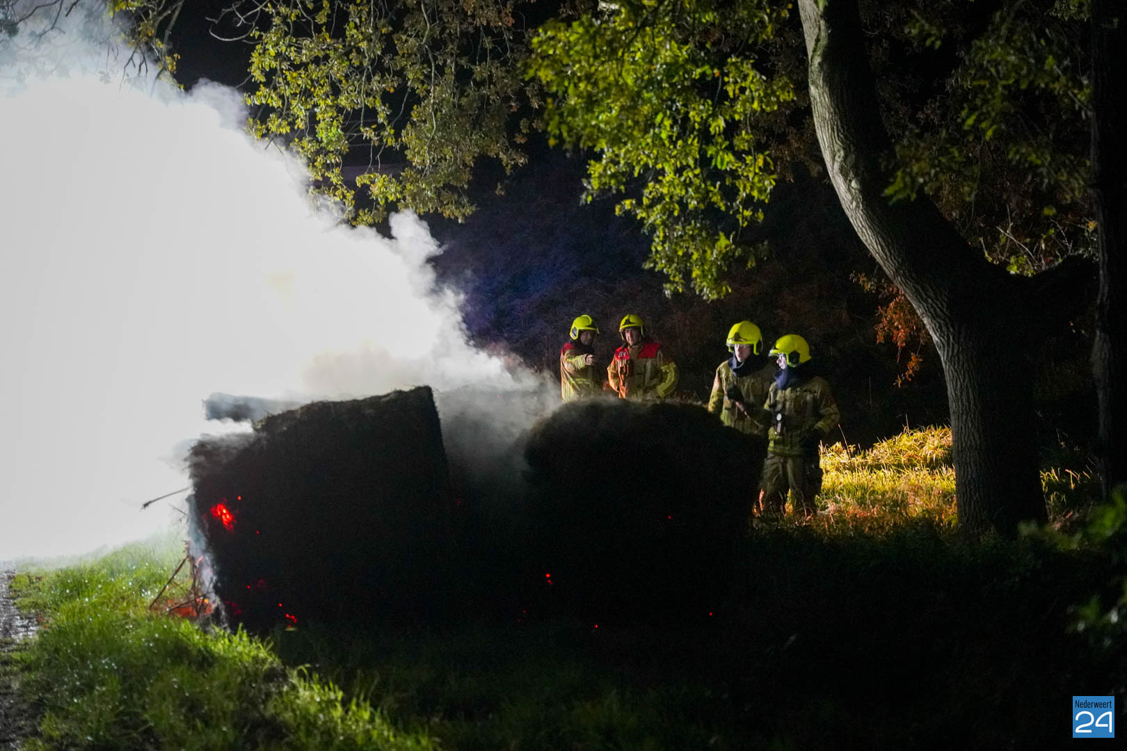 Rollen gemaaid gras in brand op de Wessemerdijk - Nederweert24