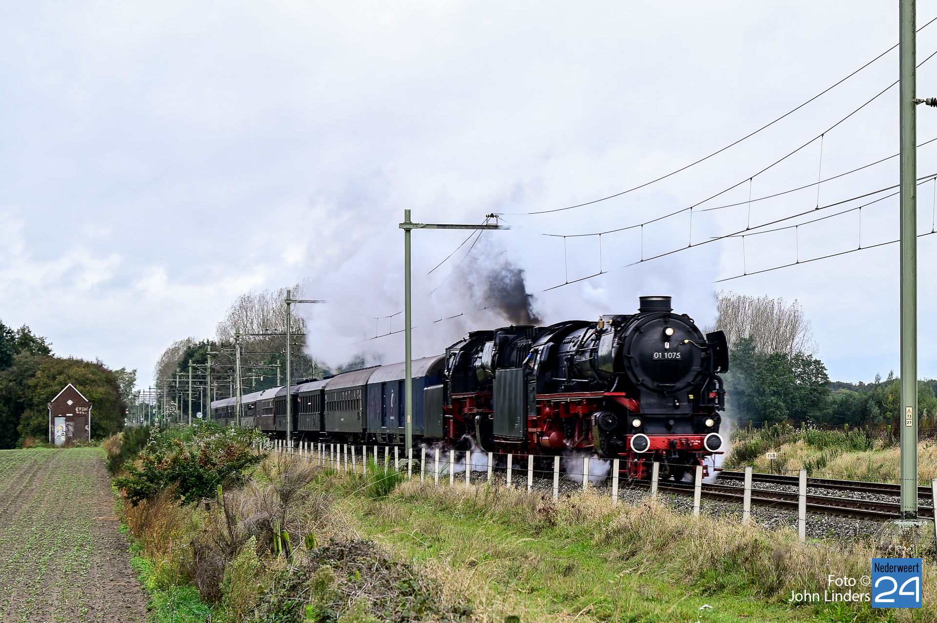 Speciale jubileum-express trein uit Rotterdam passeert station Weert ...