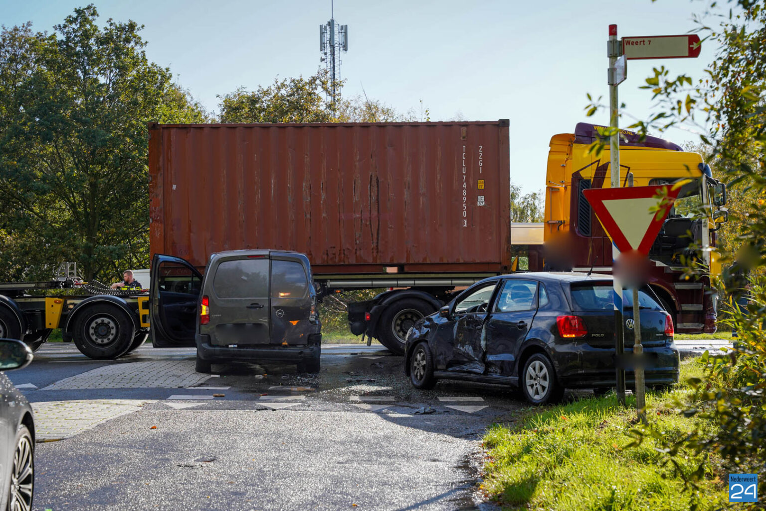 Vrachtwagen, bestelbus en auto botsen op Wessemerdijk bij Kelpen-Oler - Nederweert24