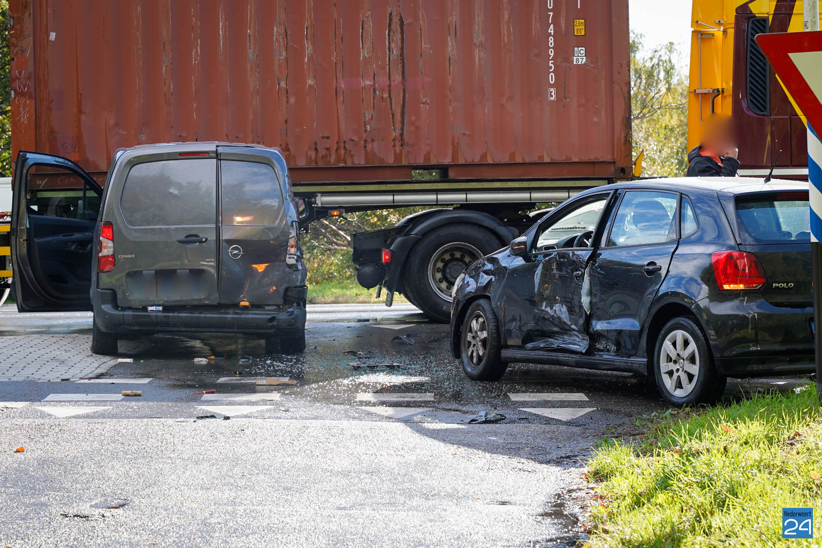 Vrachtwagen, bestelbus en auto botsen op Wessemerdijk bij Kelpen-Oler - Nederweert24