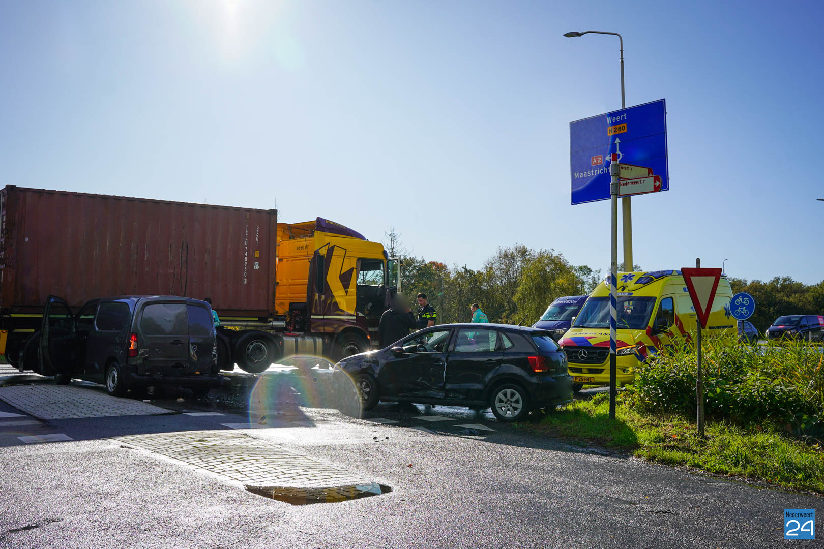 Vrachtwagen, bestelbus en auto botsen op Wessemerdijk bij Kelpen-Oler - Nederweert24