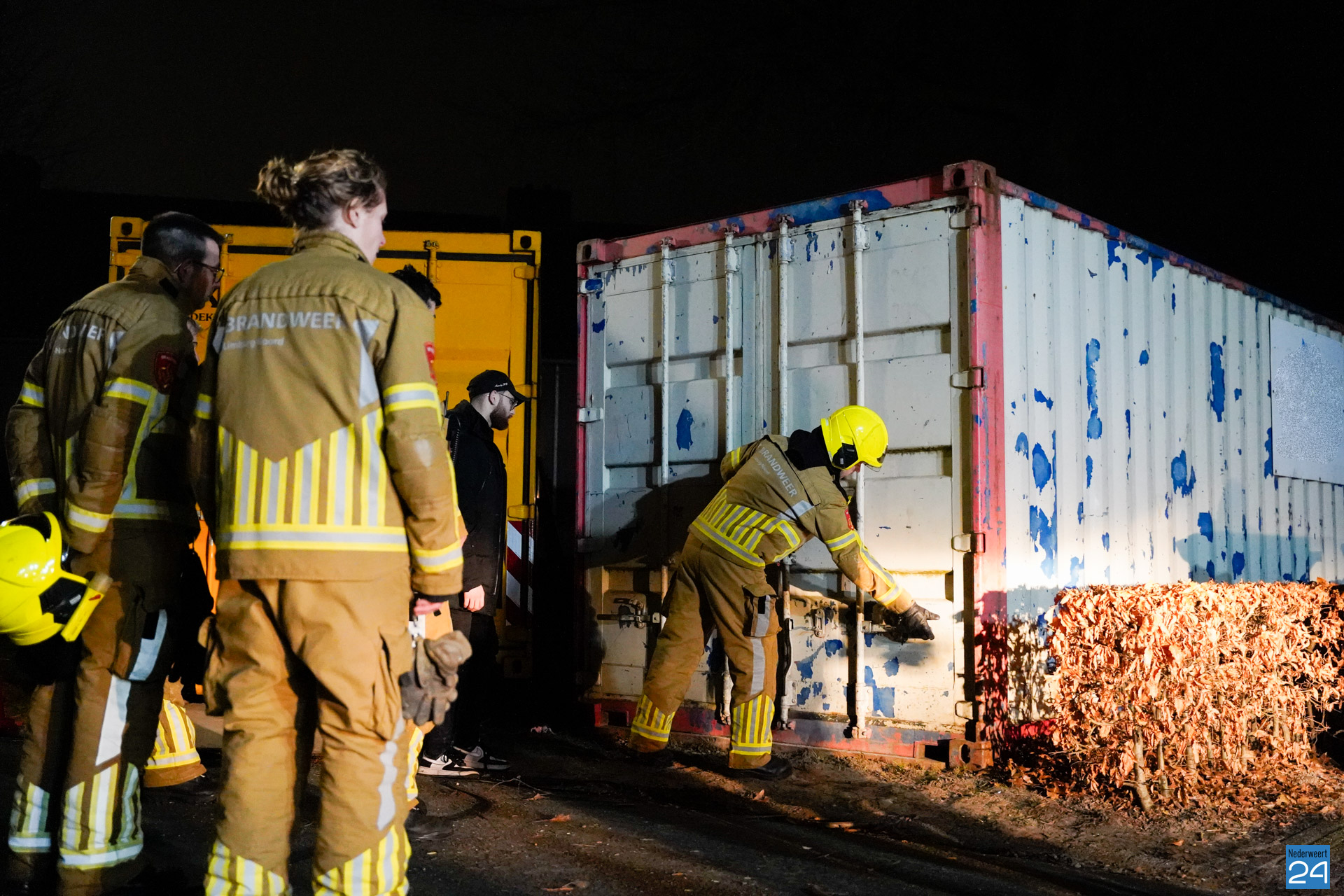 Brandweer haalt poes Noah uit afgesloten zeecontainer in Nederweert - Nederweert24