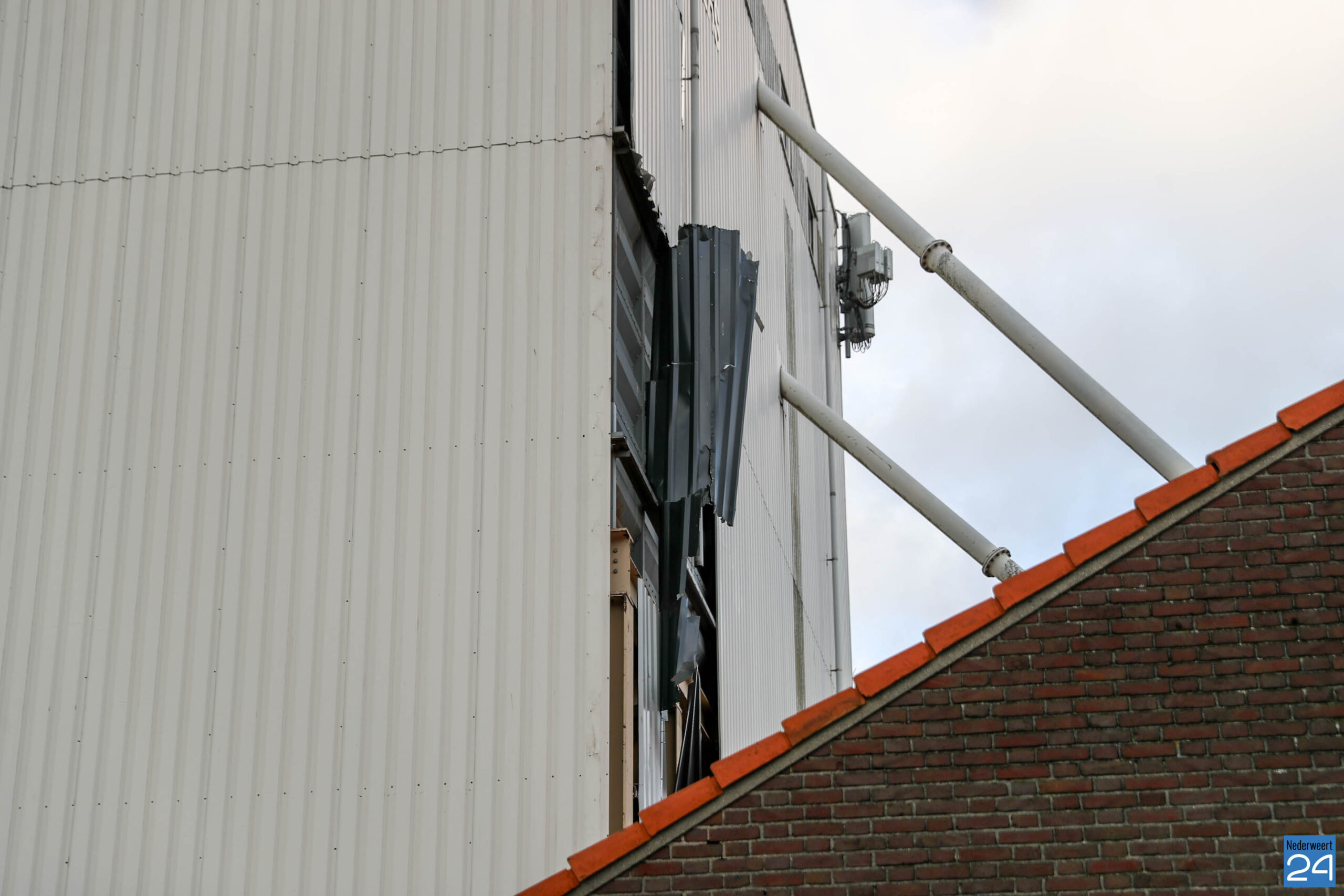 Gevelplaat los aan oud 'mengvoerders' gebouw - Nederweert24