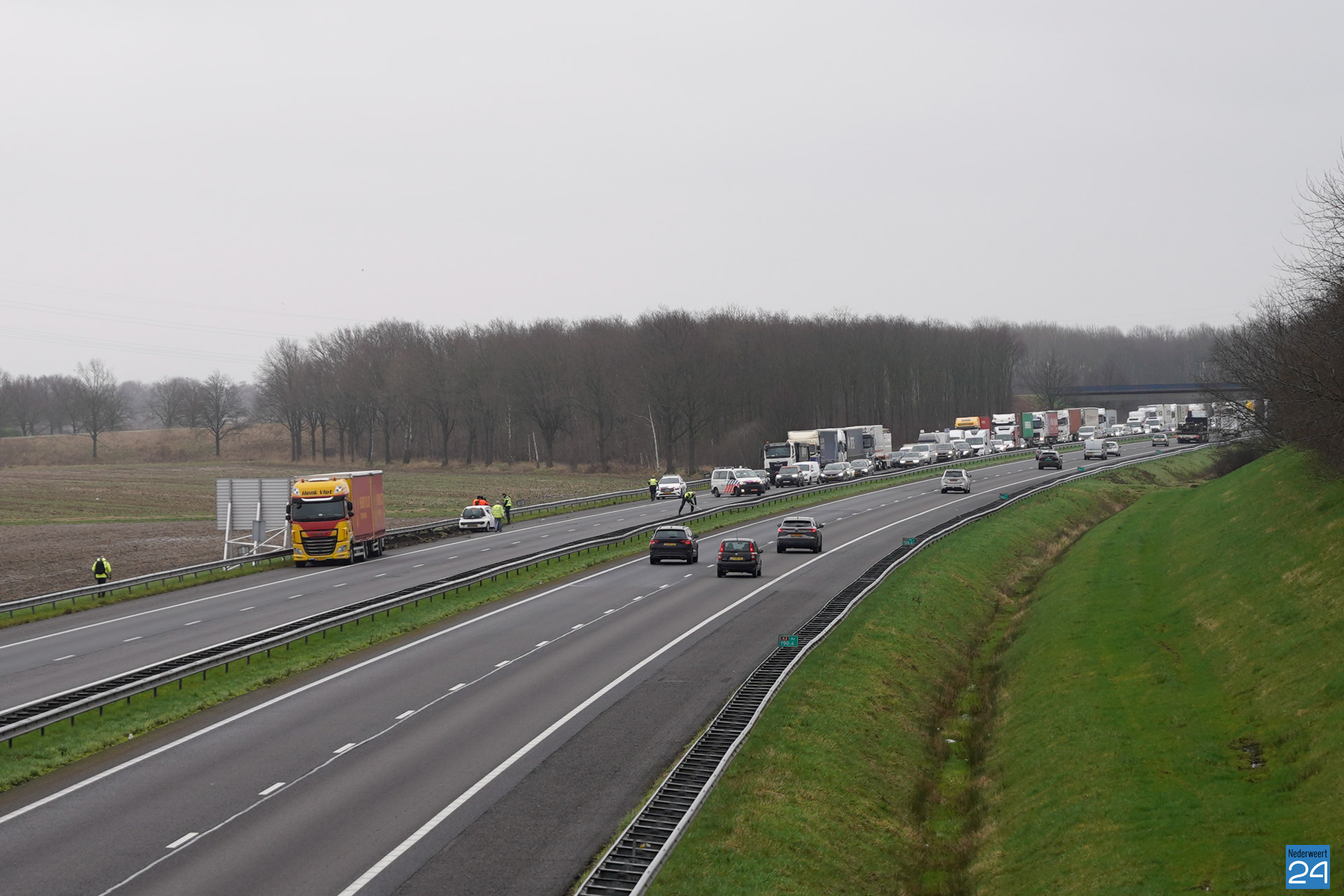 Flinke file door ongeval op A2 bij Weert - Nederweert24