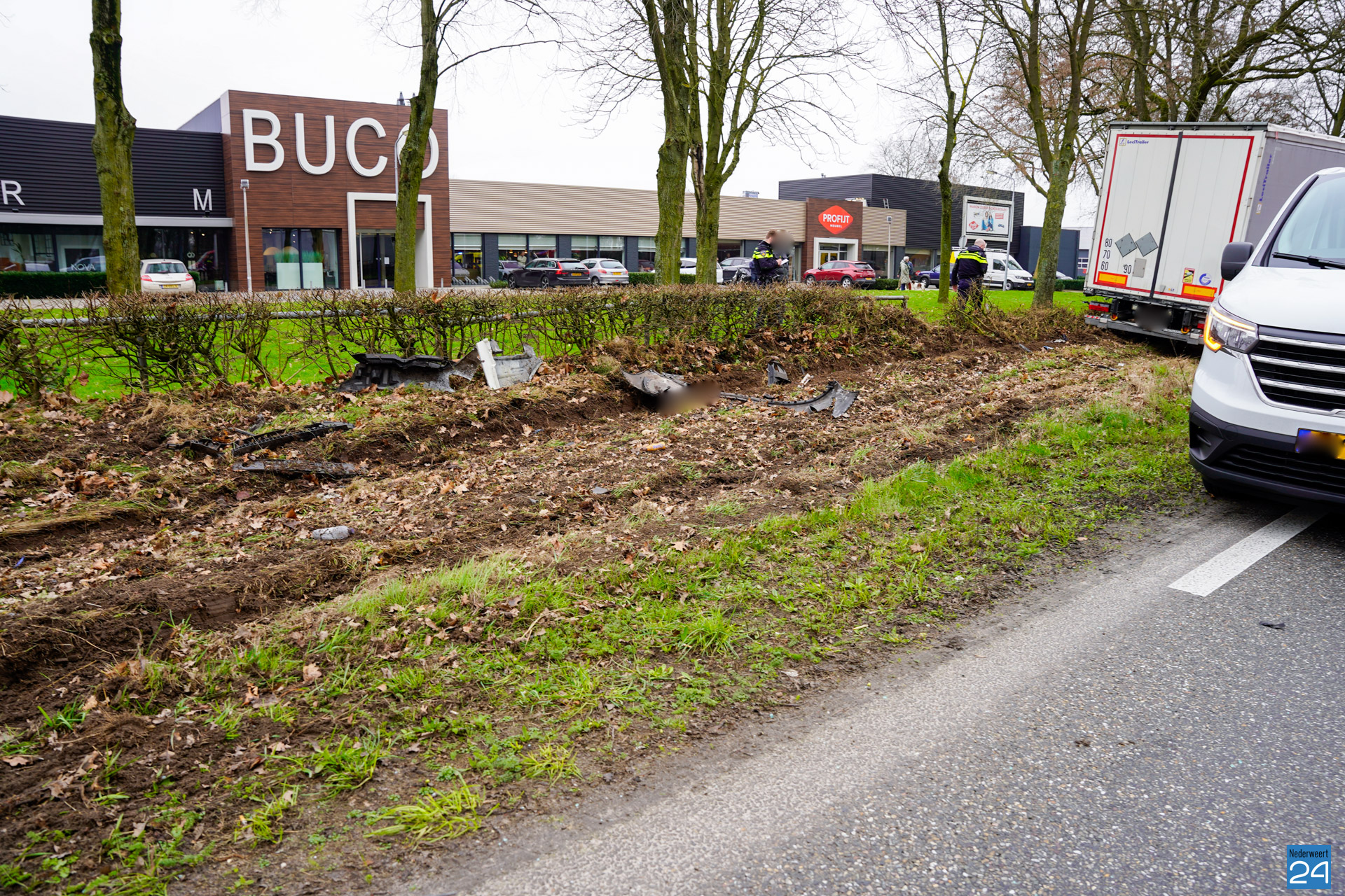 Vrachtwagen en auto botsen op Ringbaan-Noord in Weert - Nederweert24