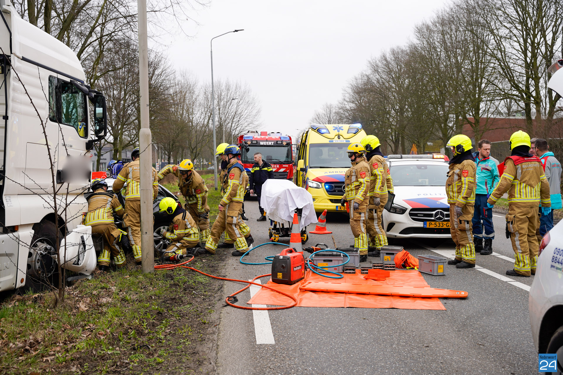 Vrachtwagen en auto botsen op Ringbaan-Noord in Weert - Nederweert24