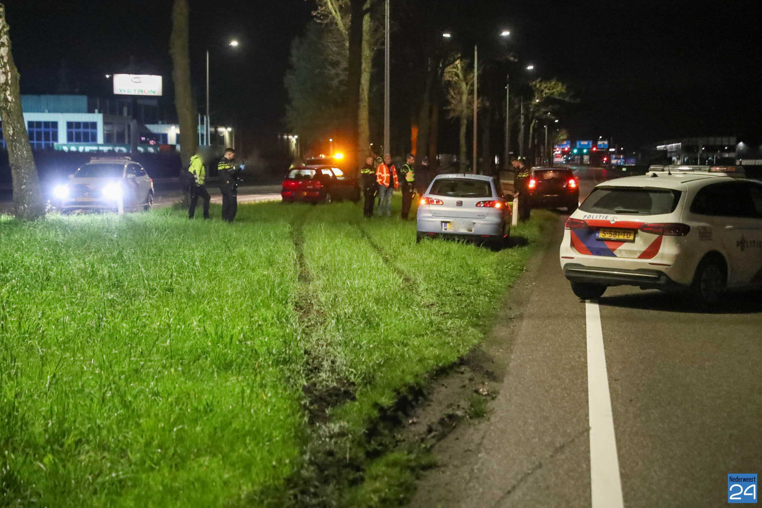 Auto moet uitwijken en botst tegen boom - Nederweert24