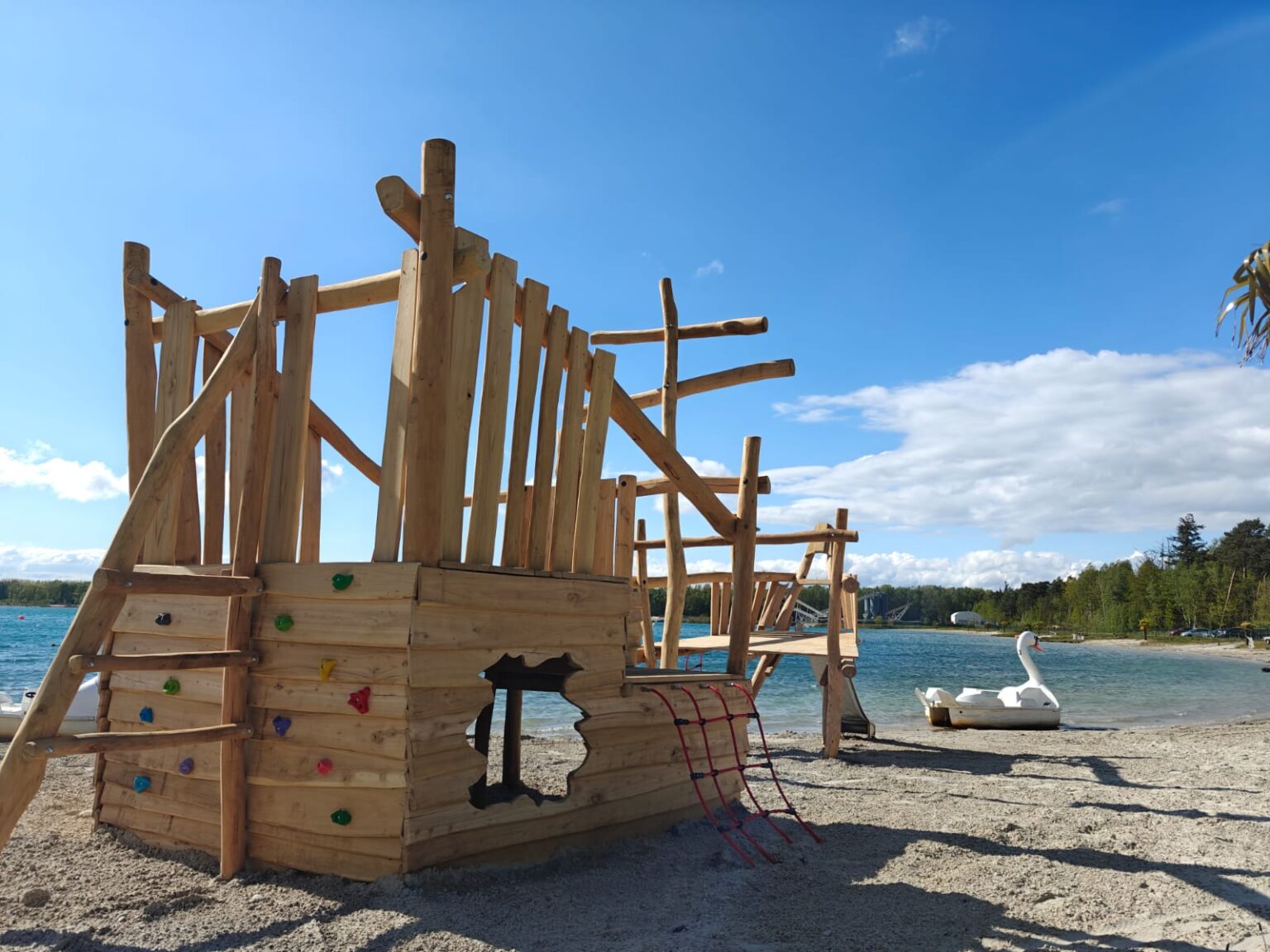 Blauwe Meertje Weert opent strandseizoen met groot nieuw piratenschip ...