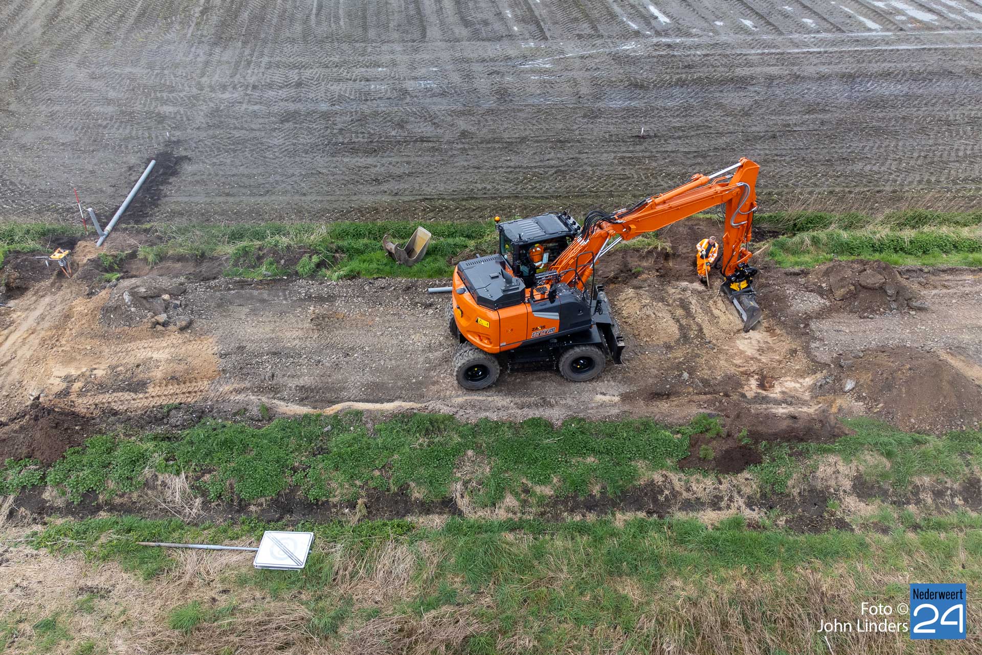 Aanleg verkeersplateau met middengeleider aan de Moostdijk in Ospeldijk ...