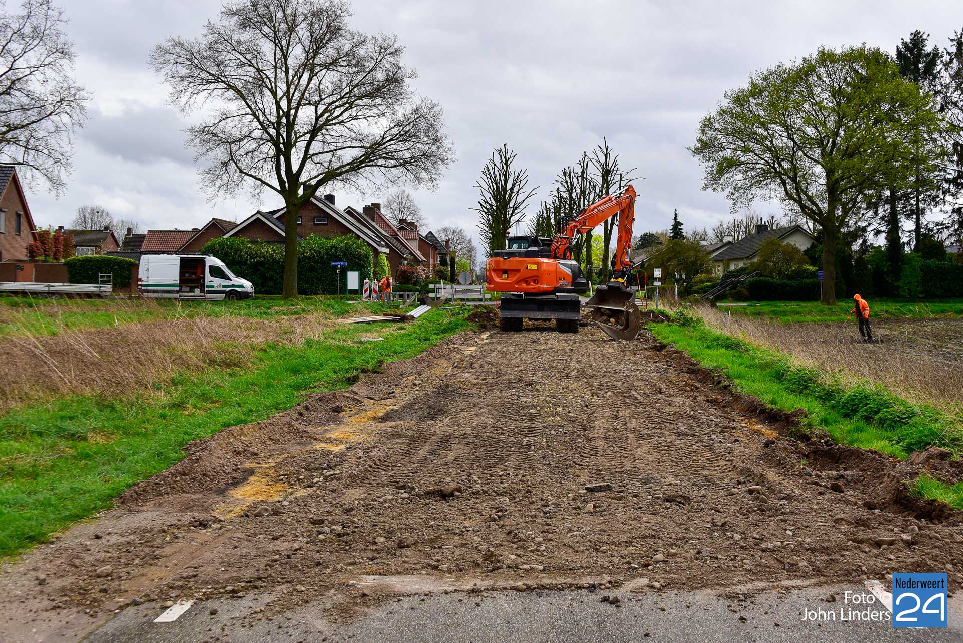 Aanleg verkeersplateau met middengeleider aan de Moostdijk in Ospeldijk ...