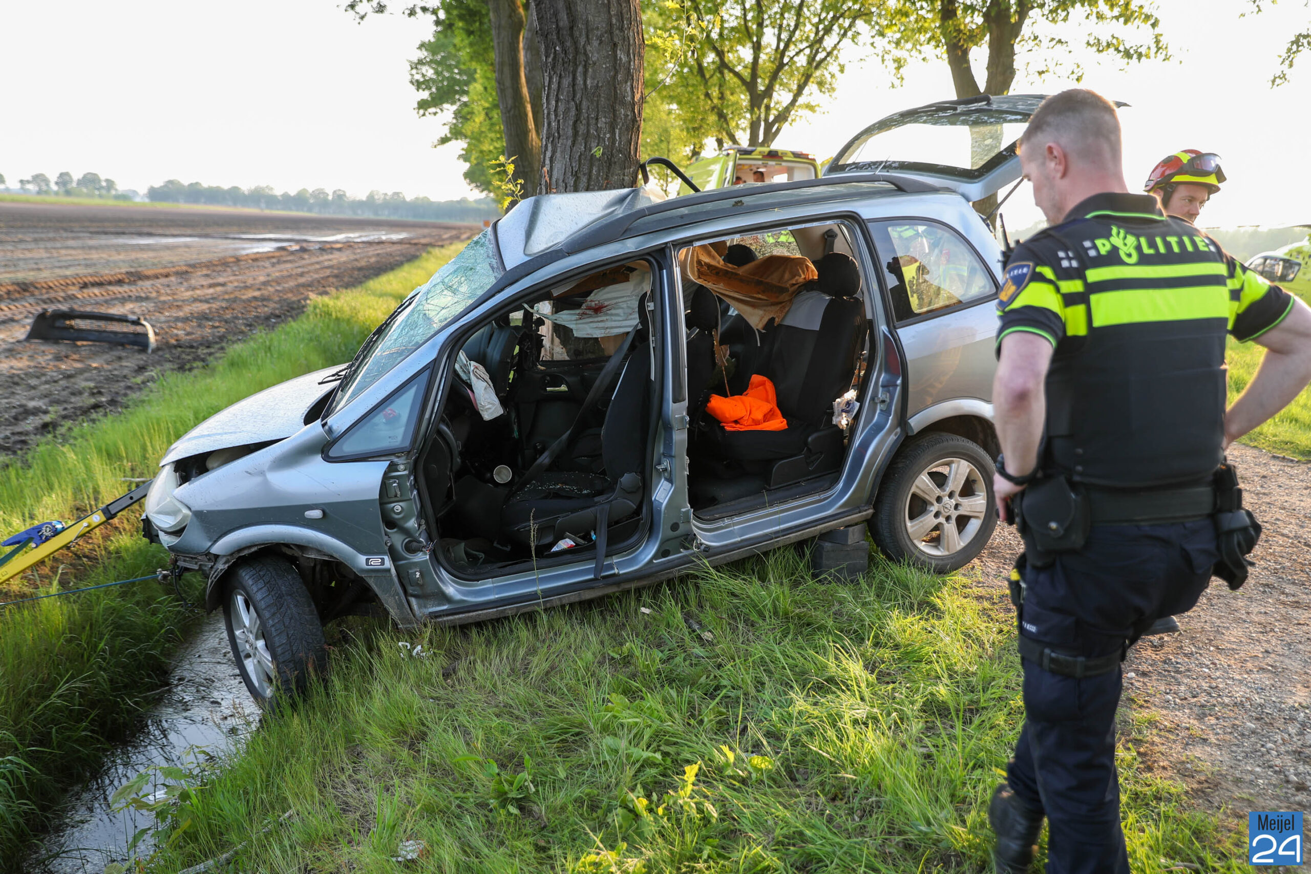 Auto botst tegen boom op zandweg in Meijel, traumahelikopter opgeroepen - Nederweert24