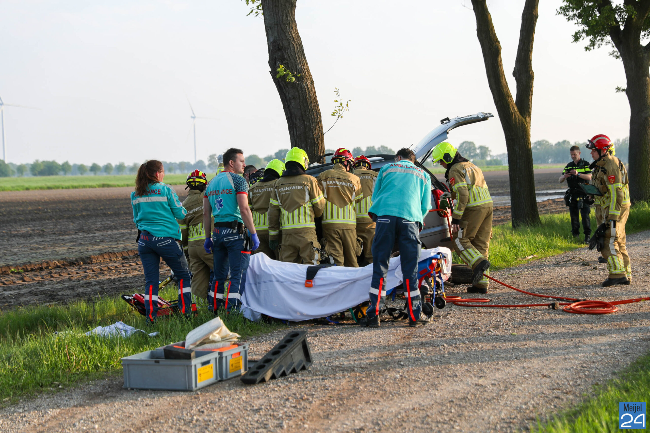 Auto botst tegen boom op zandweg in Meijel, traumahelikopter opgeroepen - Nederweert24