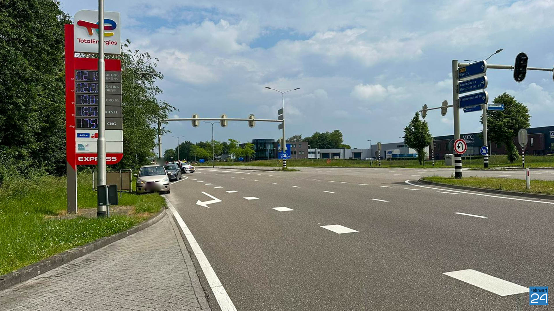 Auto's botsen bij stoplichten op N275 in Nederweert - Nederweert24