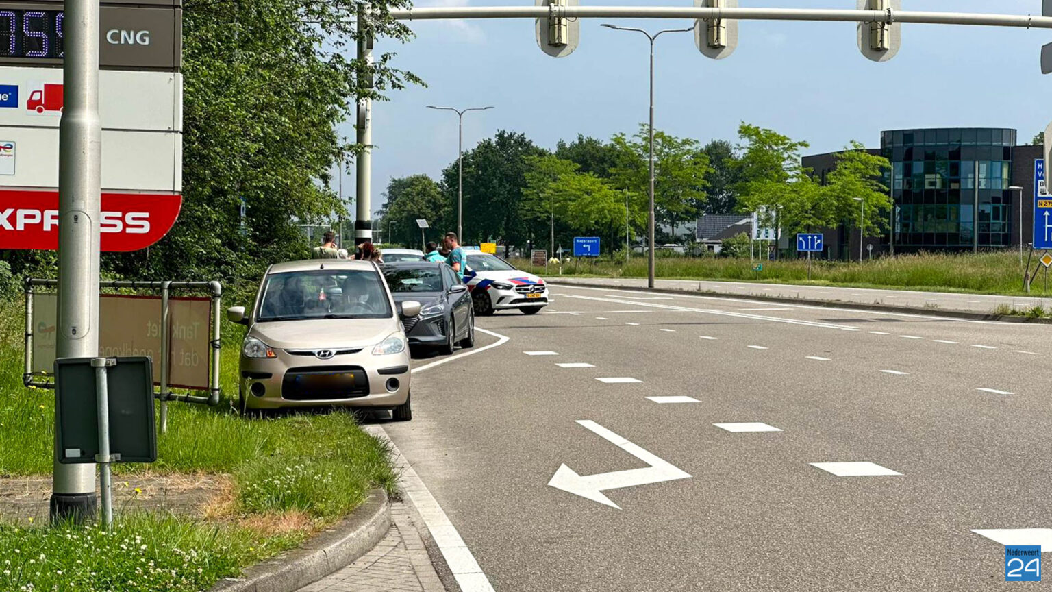 Auto's botsen bij stoplichten op N275 in Nederweert - Nederweert24
