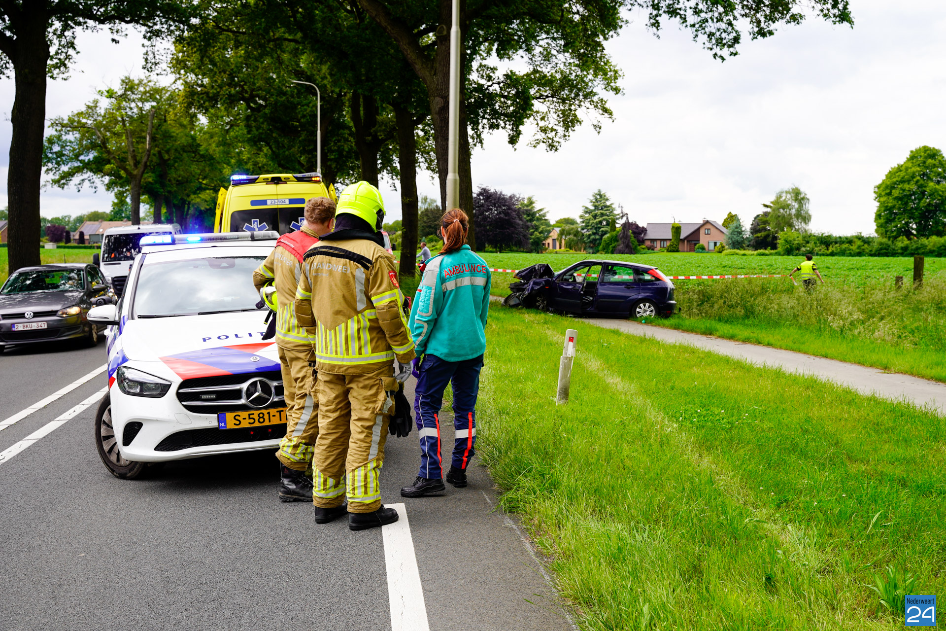 Auto botst tegen boom op Roermondseweg in Weert - Nederweert24