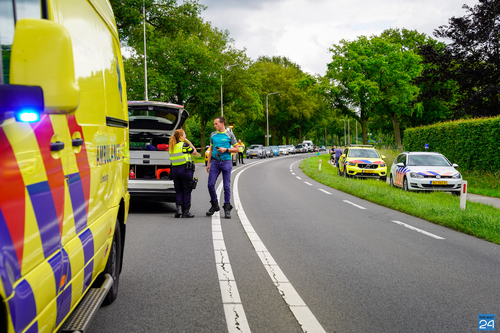 Auto botst tegen boom op Roermondseweg in Weert - Nederweert24
