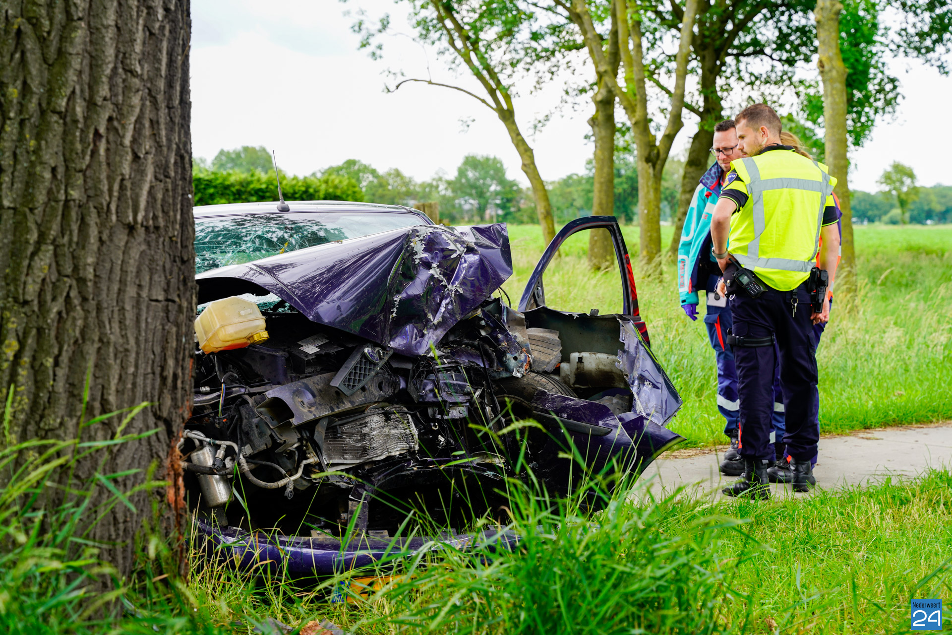 Auto botst tegen boom op Roermondseweg in Weert - Nederweert24