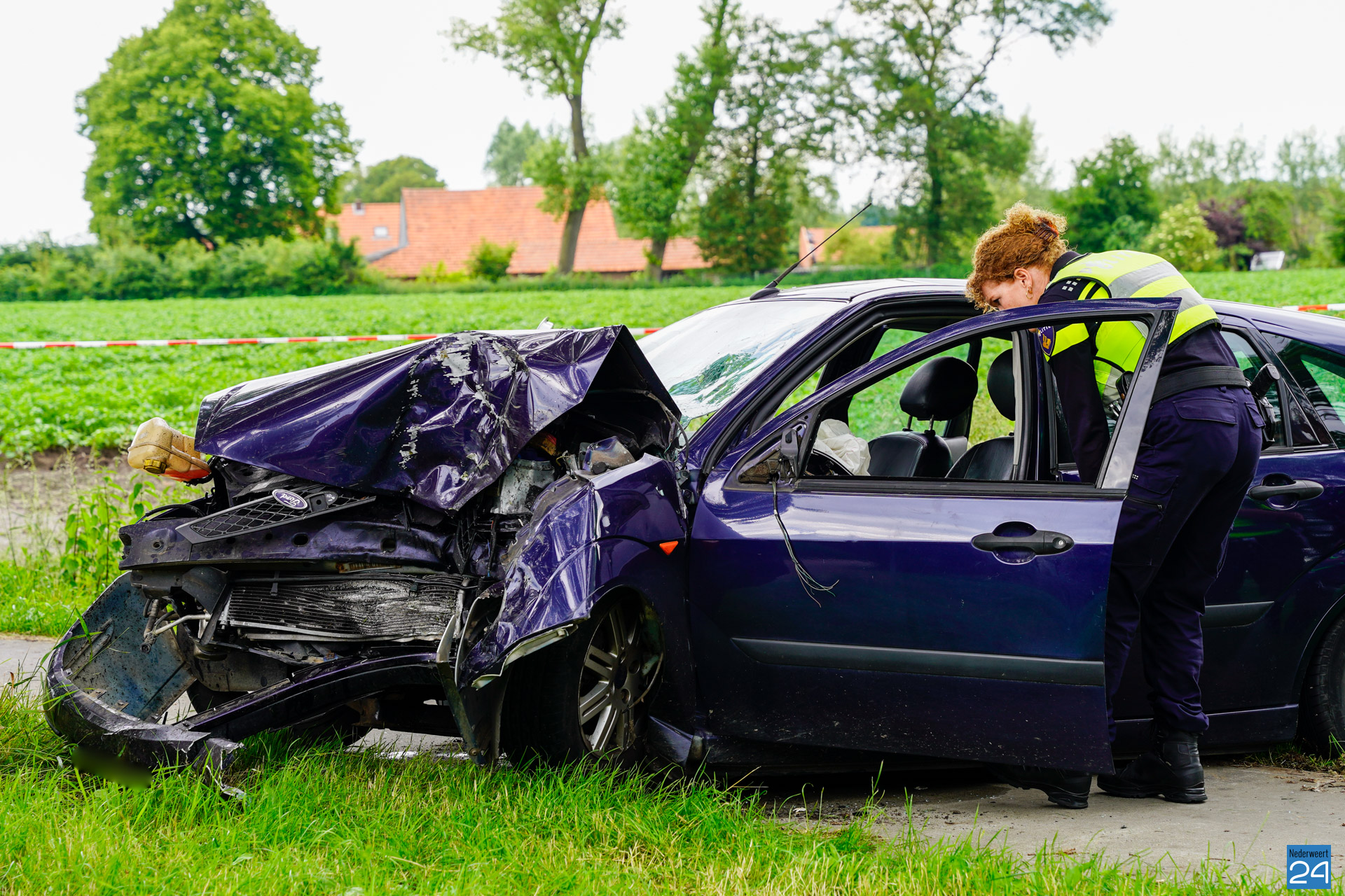 Auto botst tegen boom op Roermondseweg in Weert - Nederweert24