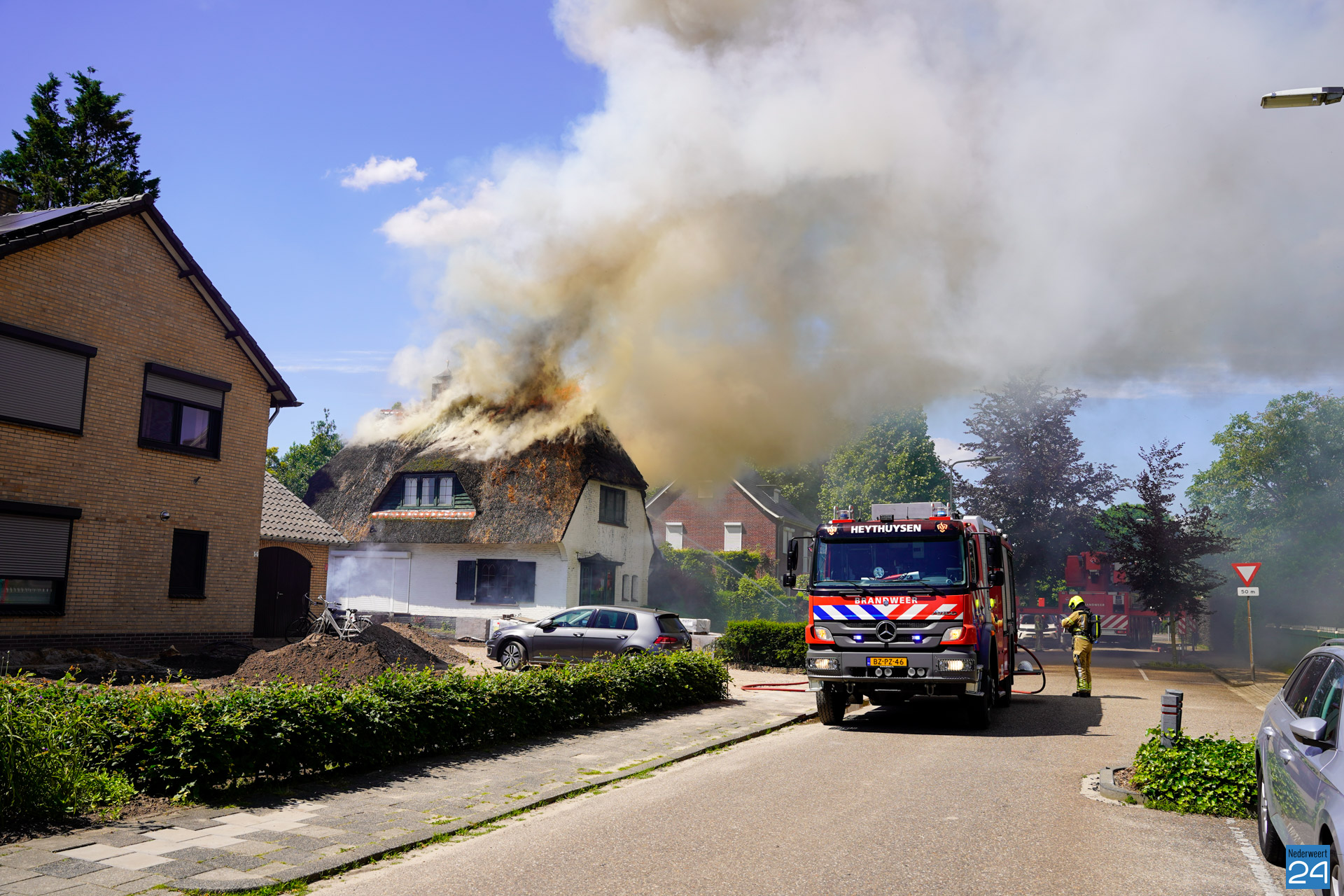 Grote woningbrand in Heythuysen, onkruid wegbranden gaat gigantisch mis ...