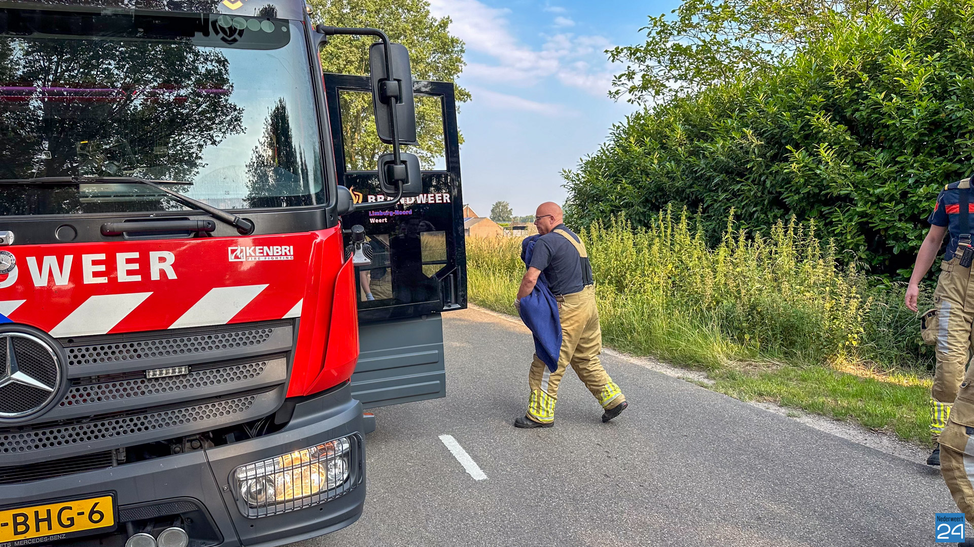 Brandweer bevrijdt 'reetje' uit hekwerk - Nederweert24