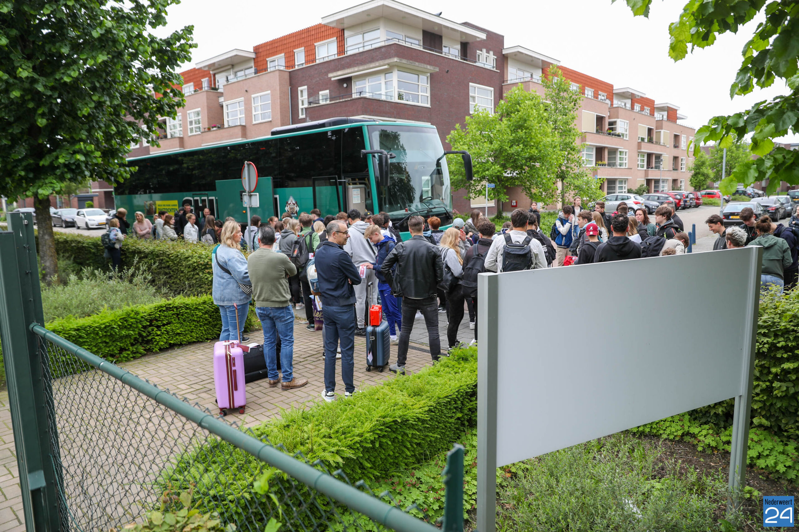 Examenleerlingen Yuverta mavo Nederweert op weg naar Lille - Nederweert24