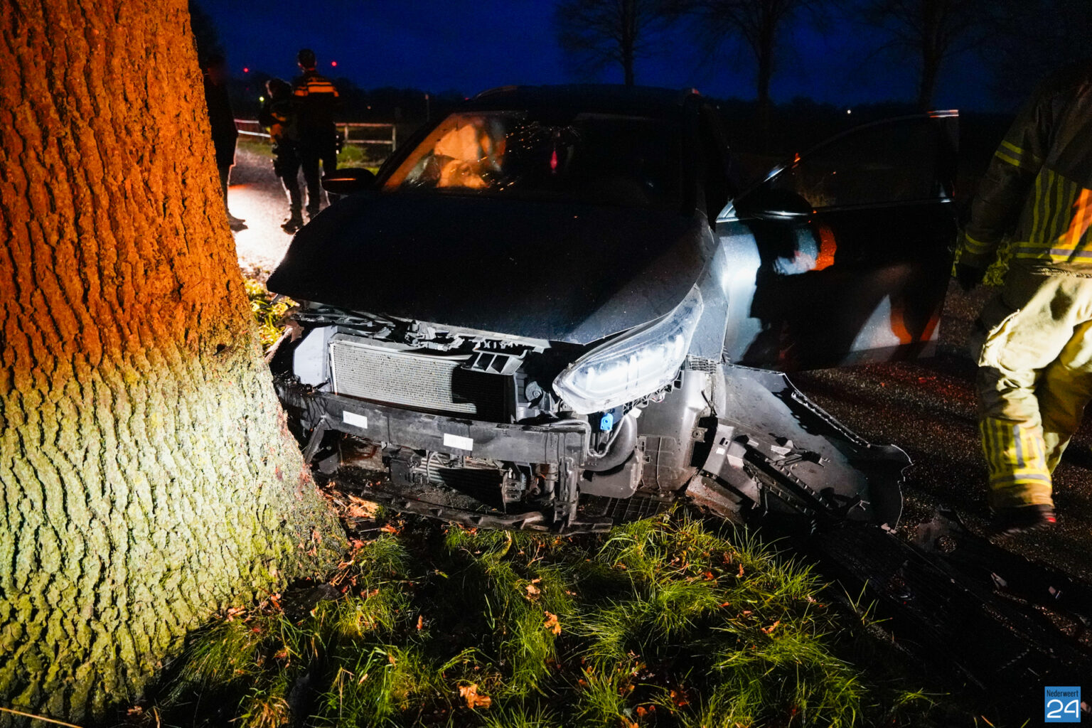 Auto botst tegen boom Wessemerdijk Nederweert - Nederweert24