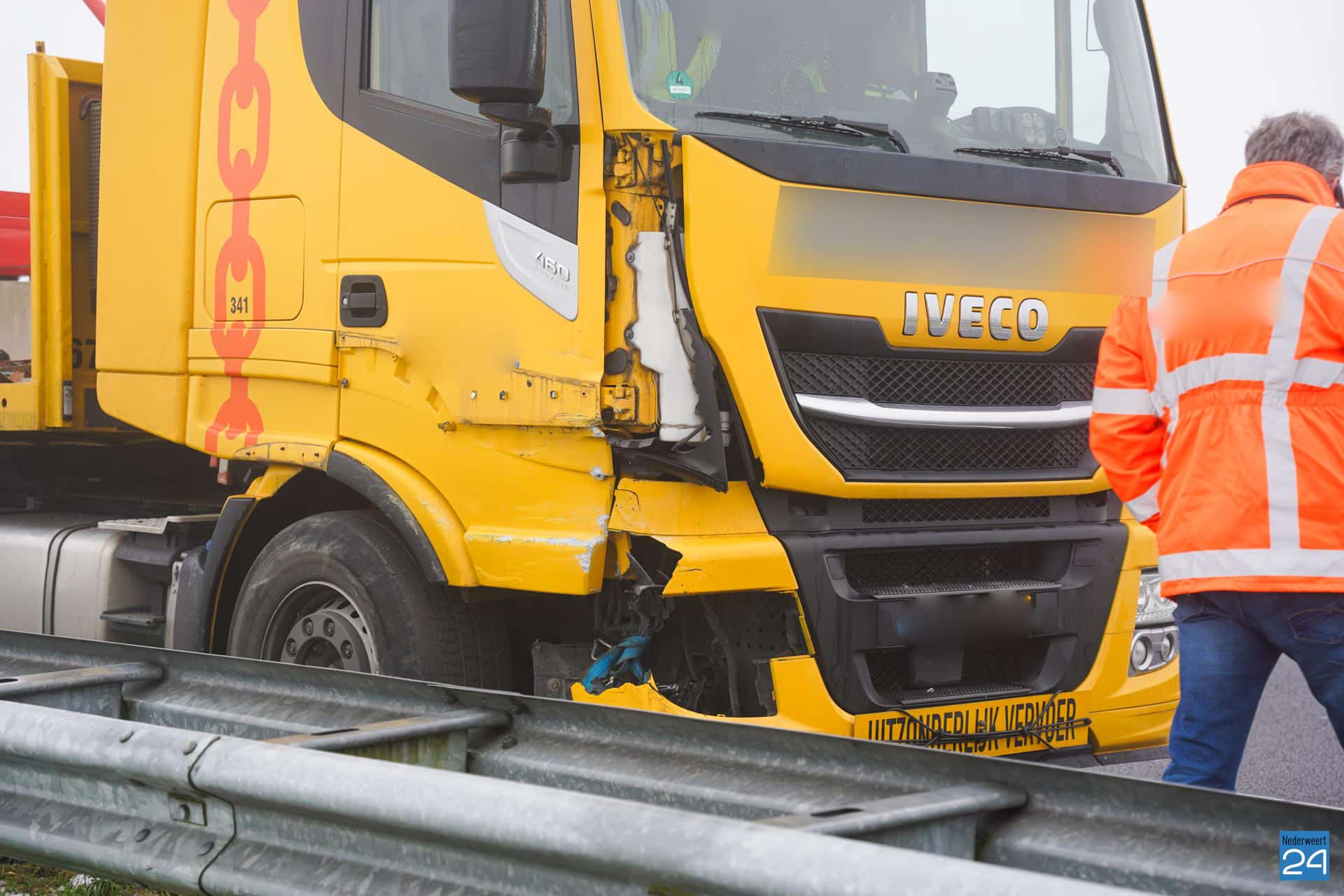 Vrachtwagen en auto botsen op A2 bij Weert - Nederweert24