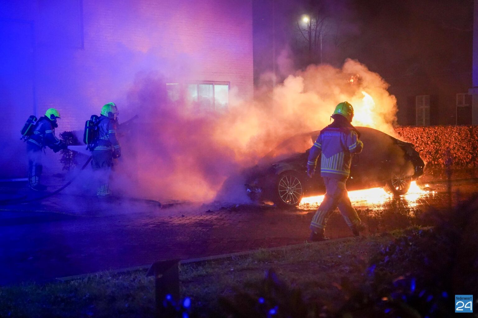 Flinke schade door autobrand aan Recollectenstraat in Weert - Nederweert24