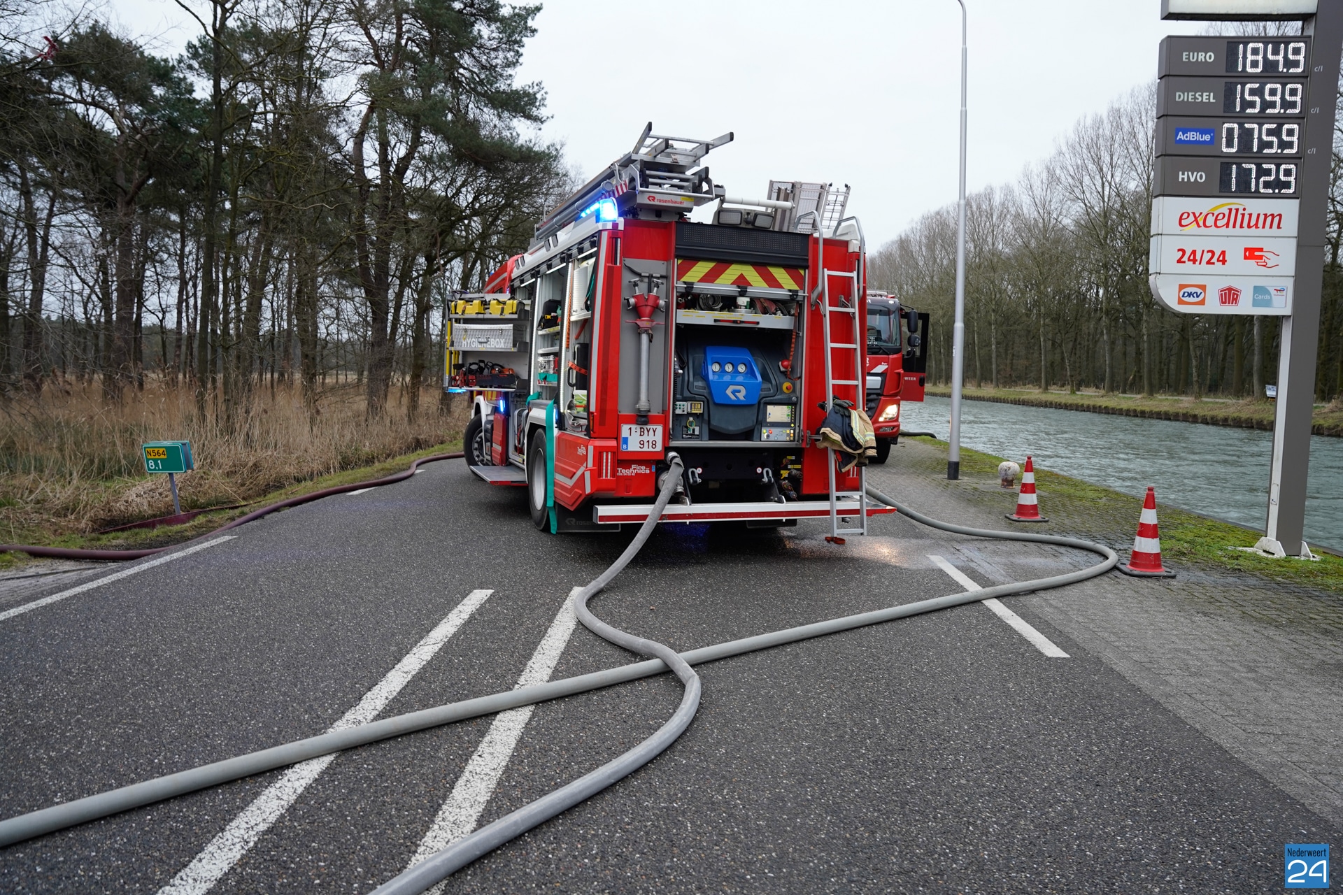 Zeer grote brand in loods met oliehoudende producten naast tankstation ...
