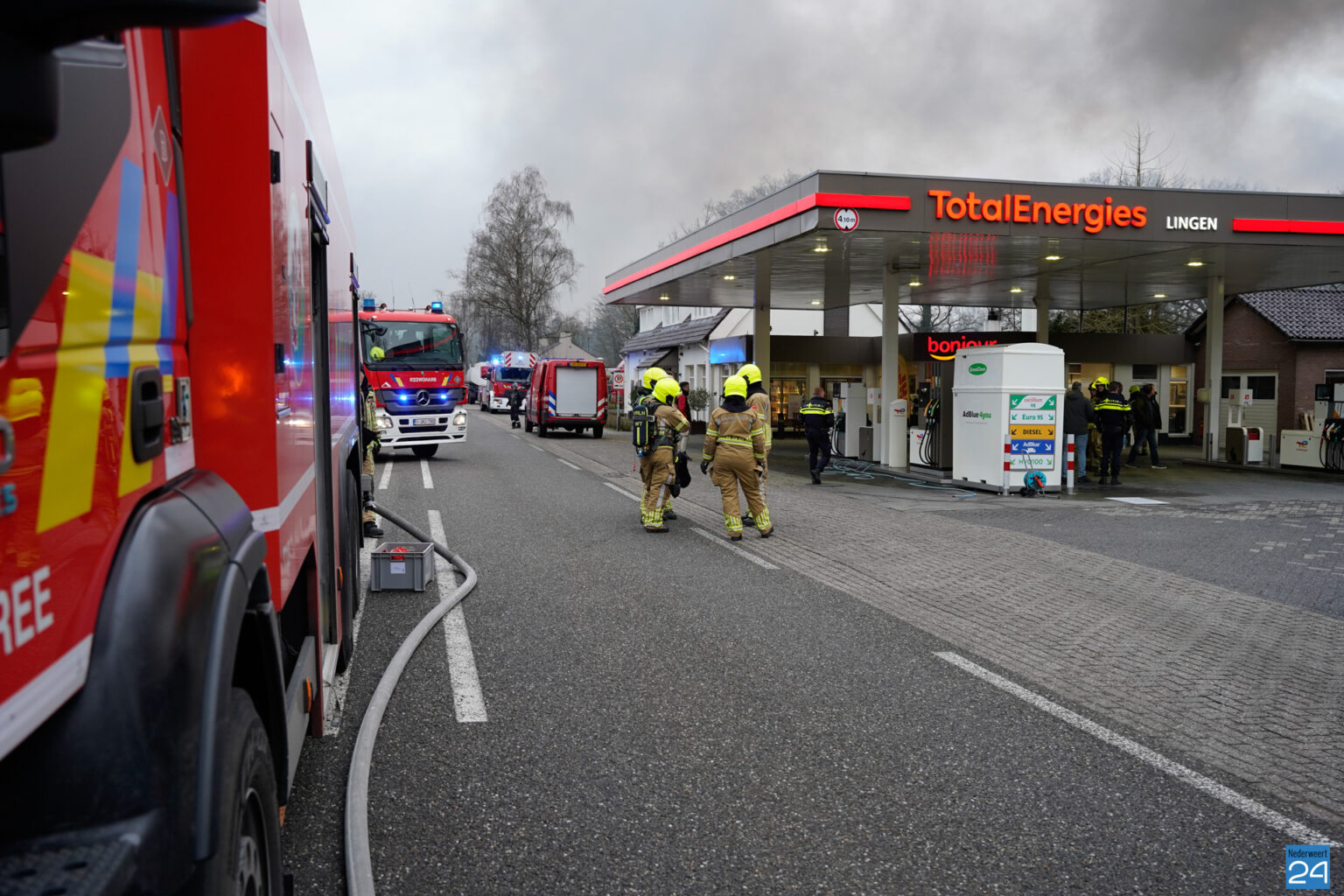 Zeer grote brand in loods met oliehoudende producten naast tankstation in Weert - Nederweert24
