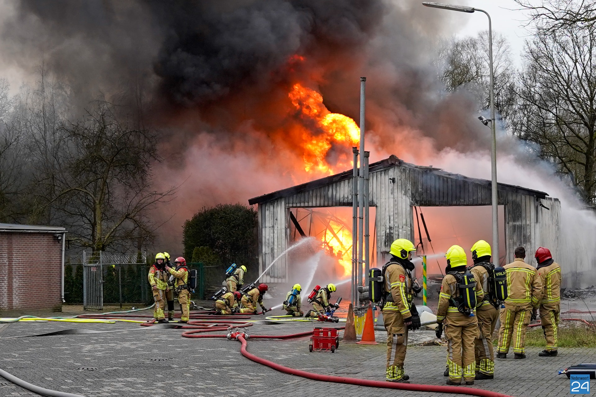 Zeer grote brand in loods met oliehoudende producten naast tankstation ...