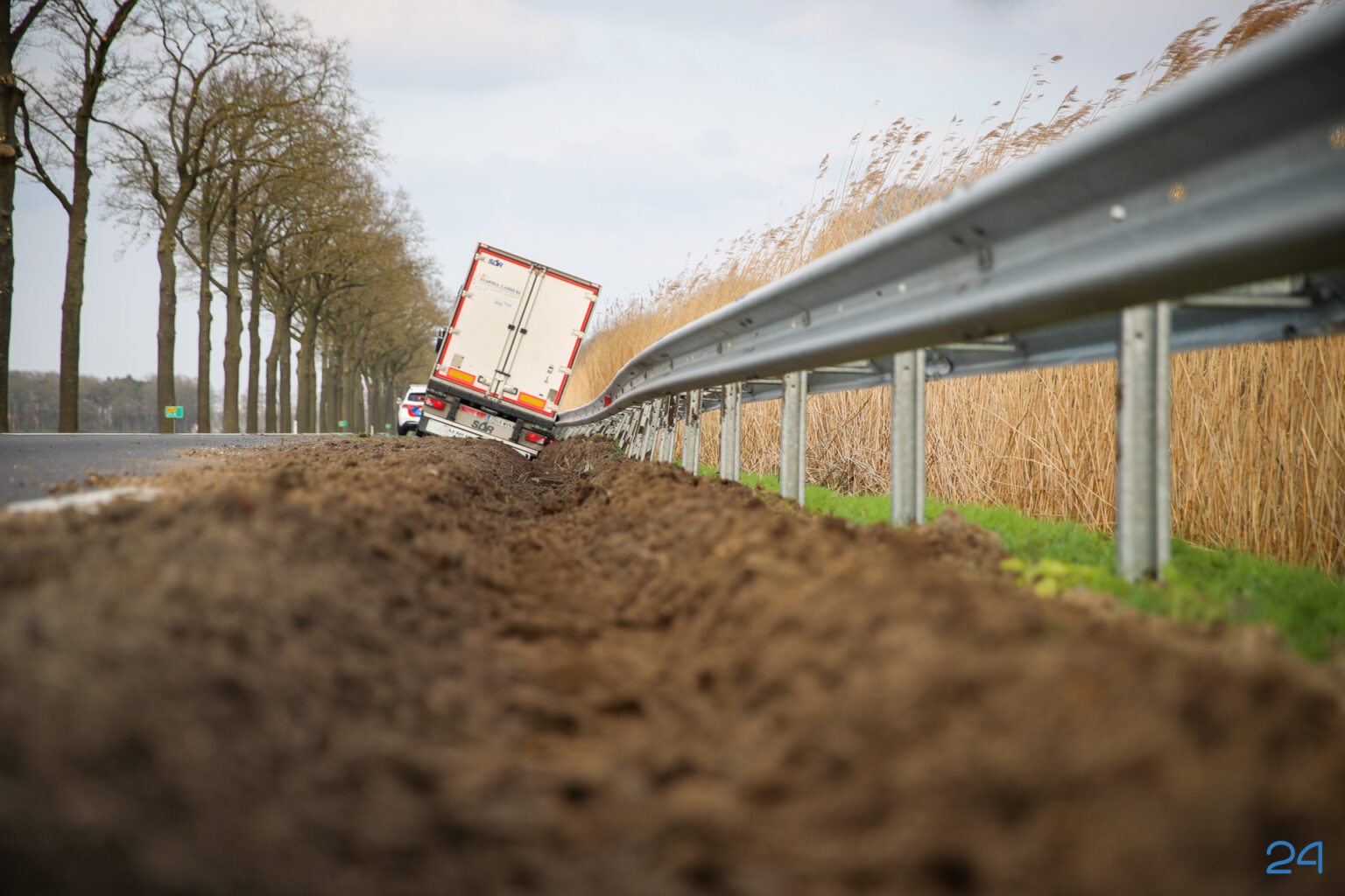 Weer vrachtwagen vast in berm Venloseweg (N275) Ospel - Nederweert24