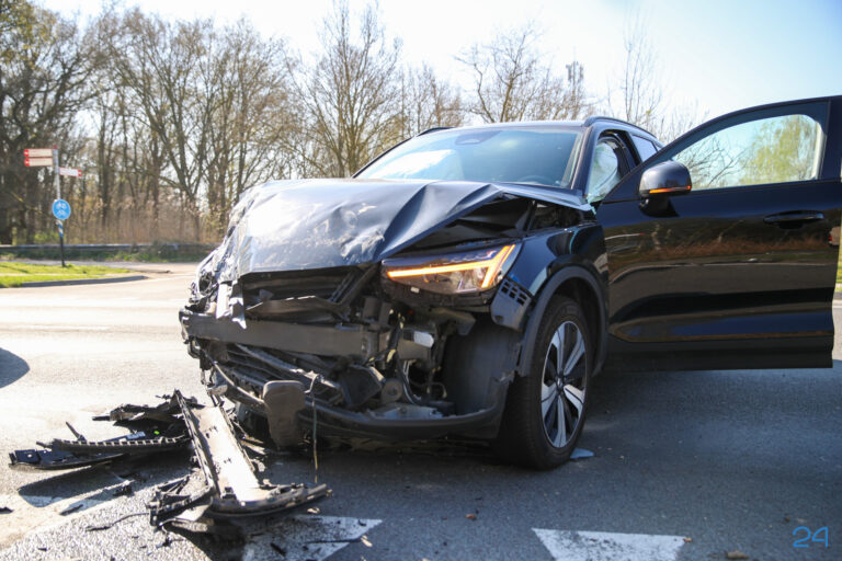 Auto en bestelbus botsen op kruising Roermondseweg (N280) bij Kelpen-Oler - Nederweert24