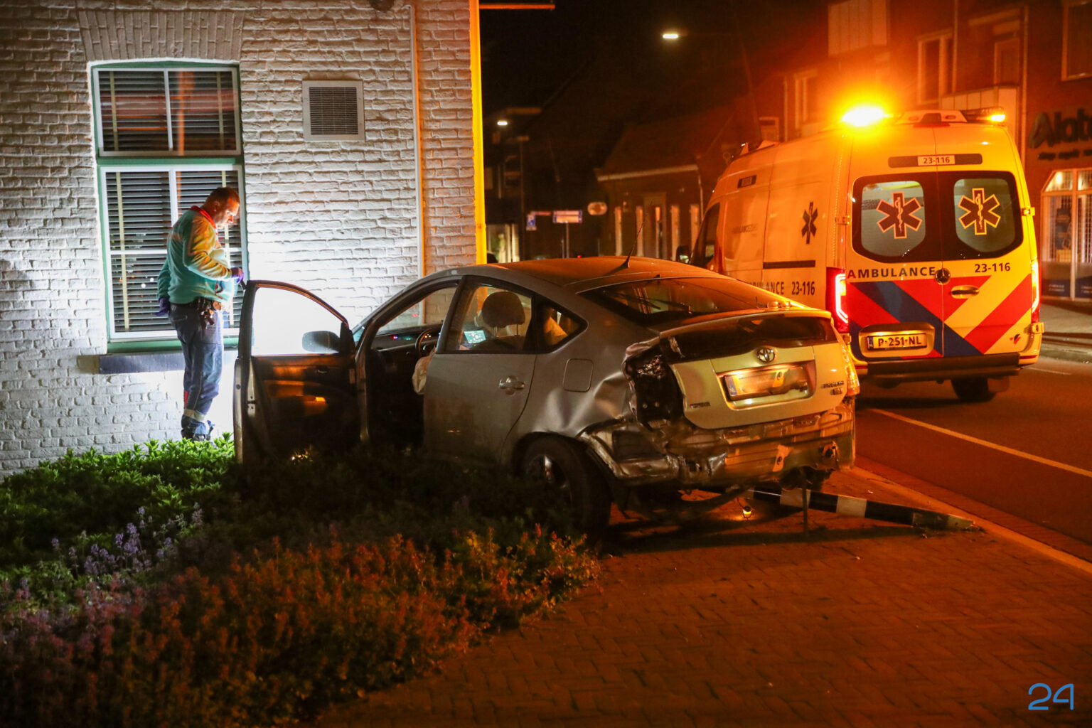 Auto en personenbusje botsen op kruising bij Brug 15 in Nederweert - Nederweert24