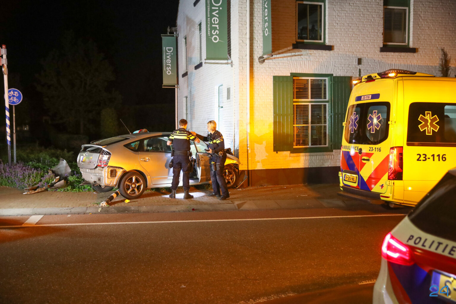 Auto en personenbusje botsen op kruising bij Brug 15 in Nederweert - Nederweert24