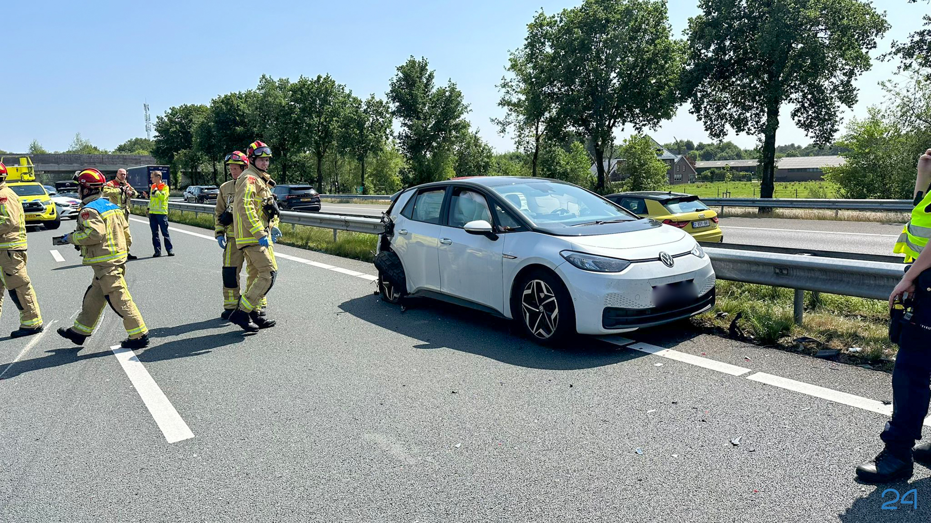 Busje botst achterop auto op A2 bij Weert - Nederweert24