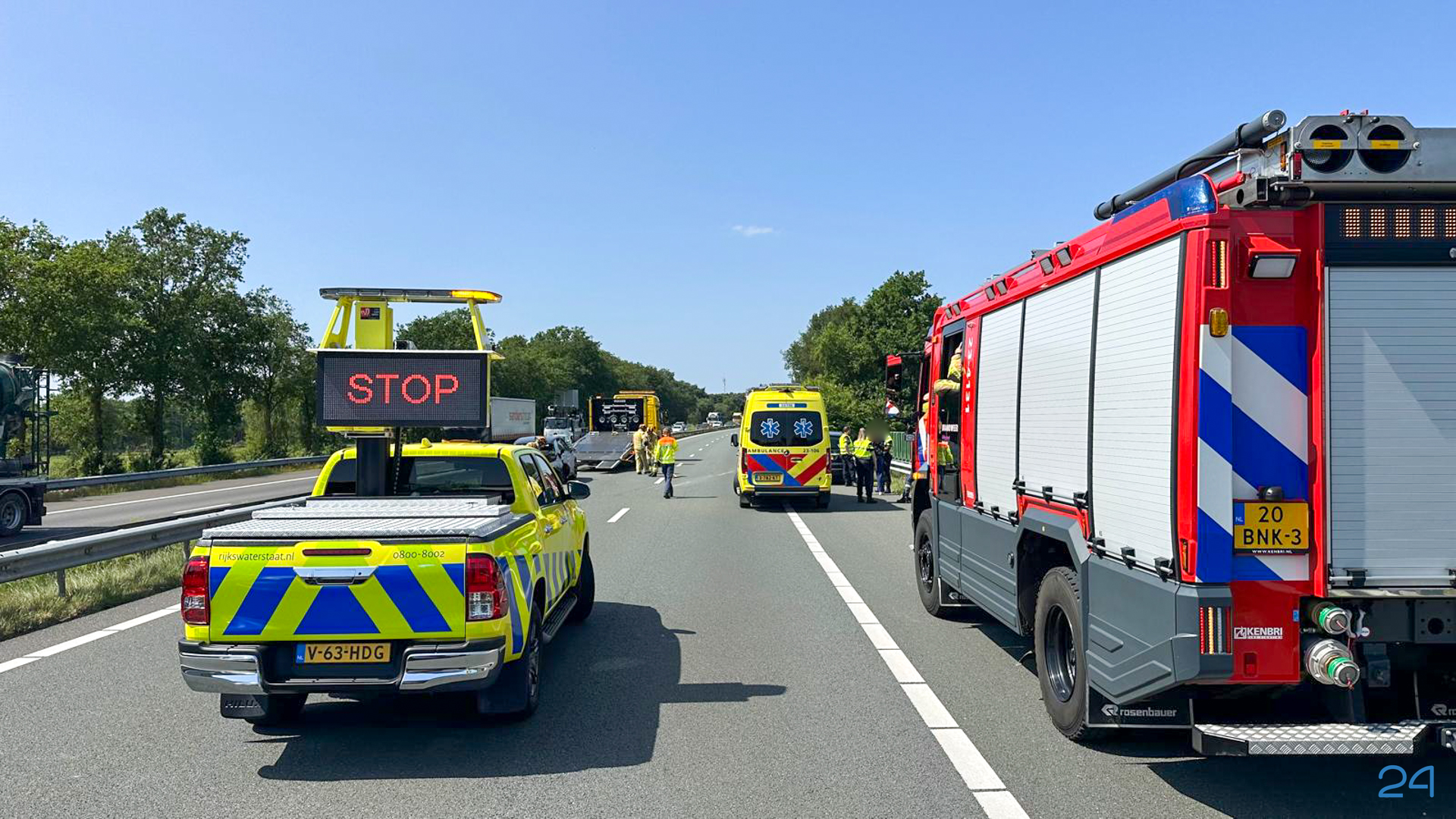 Busje botst achterop auto op A2 bij Weert - Nederweert24
