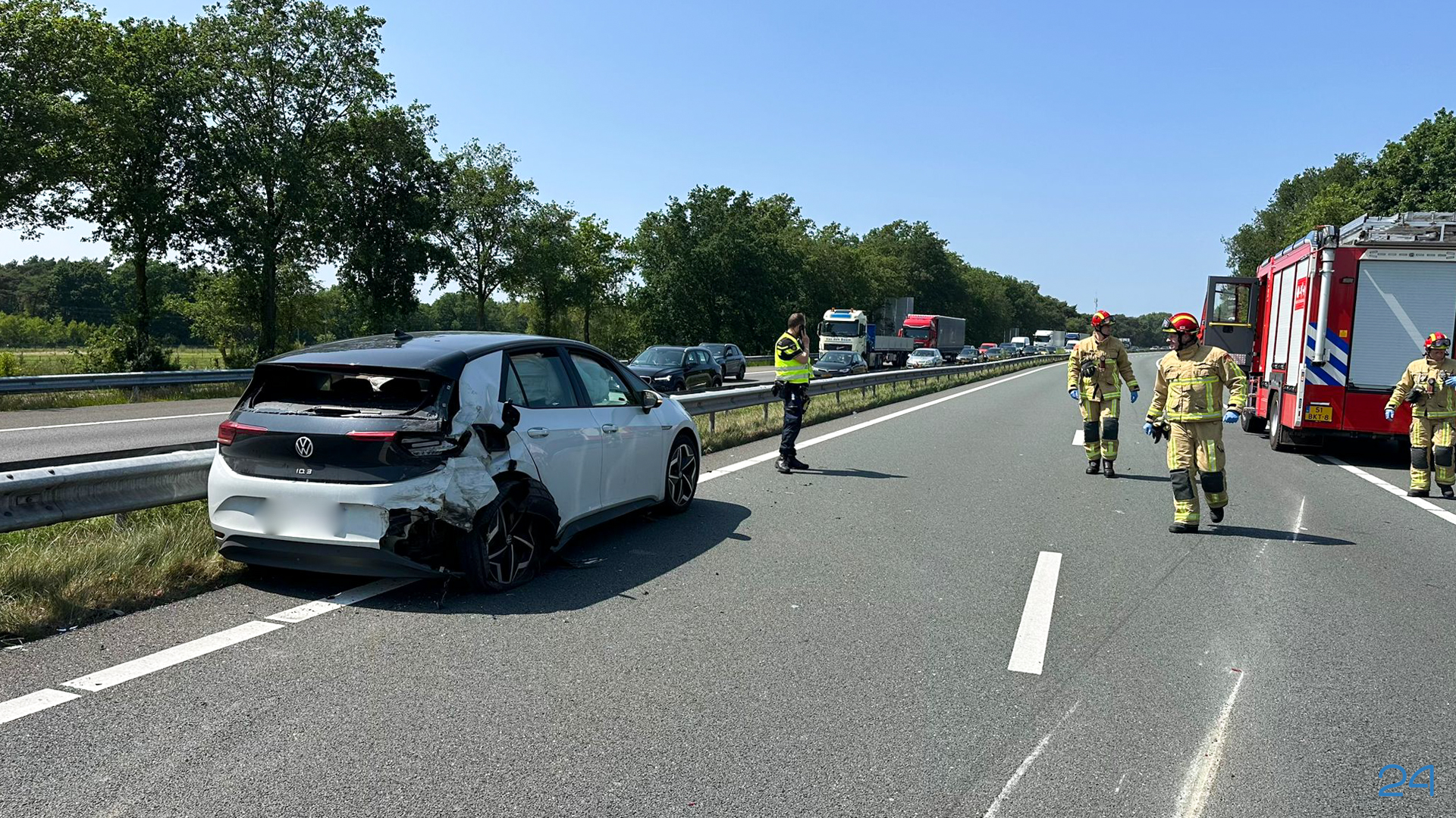 Busje botst achterop auto op A2 bij Weert - Nederweert24