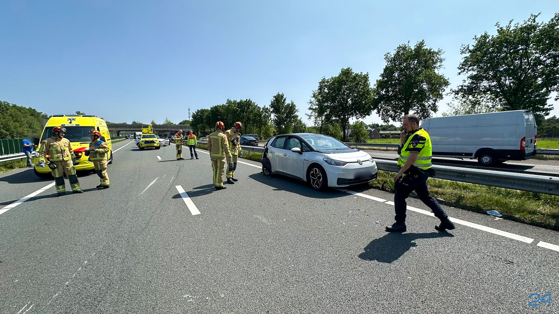 Busje botst achterop auto op A2 bij Weert - Nederweert24