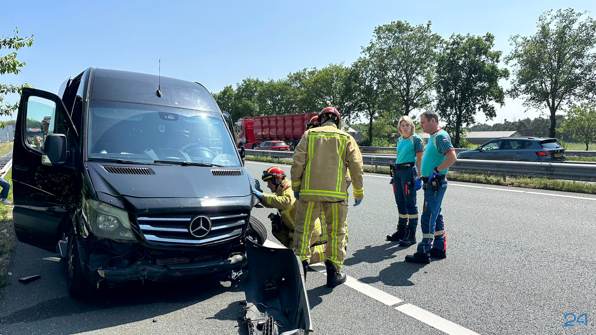 Busje botst achterop auto op A2 bij Weert - Nederweert24