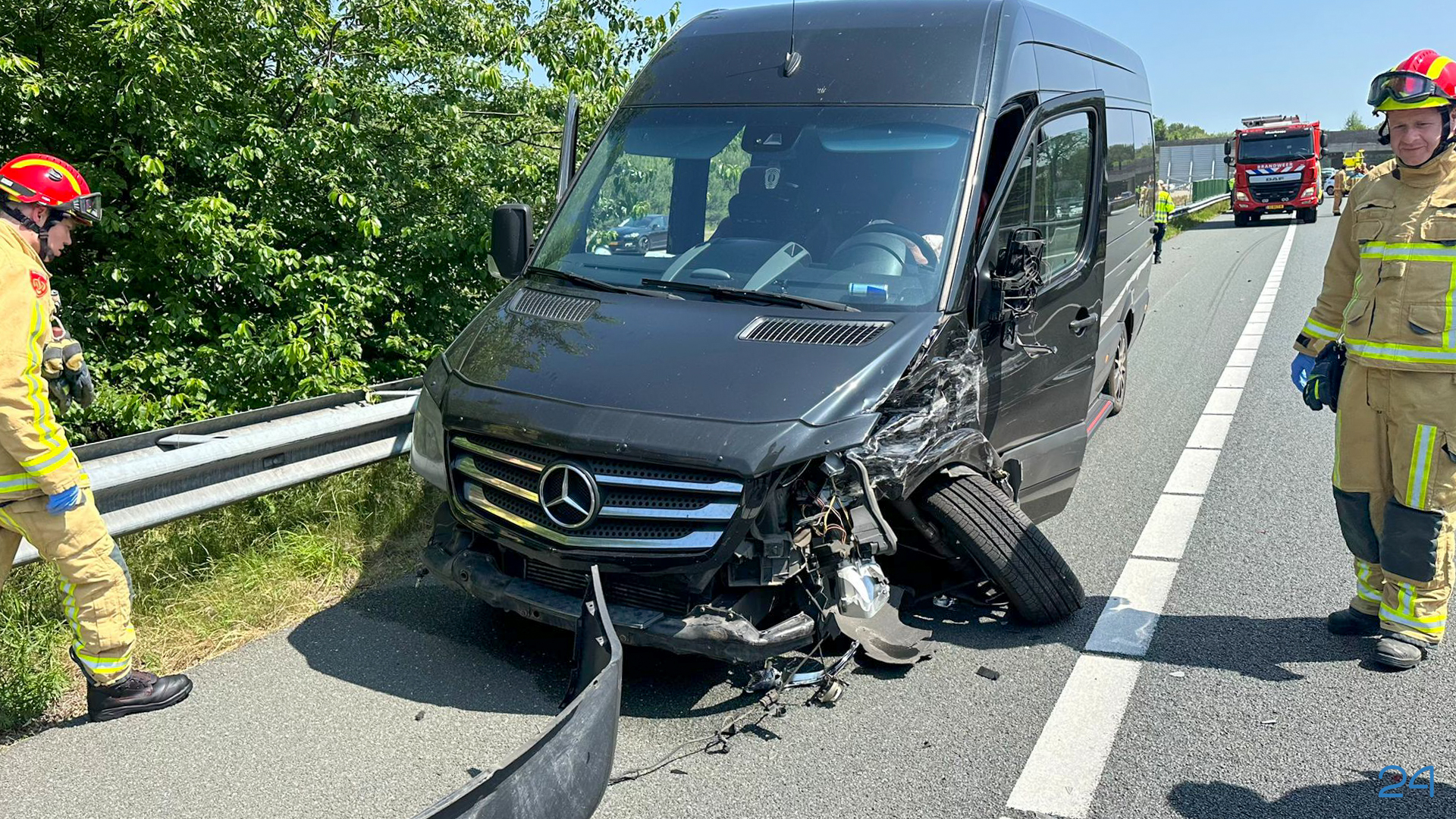 Busje botst achterop auto op A2 bij Weert - Nederweert24