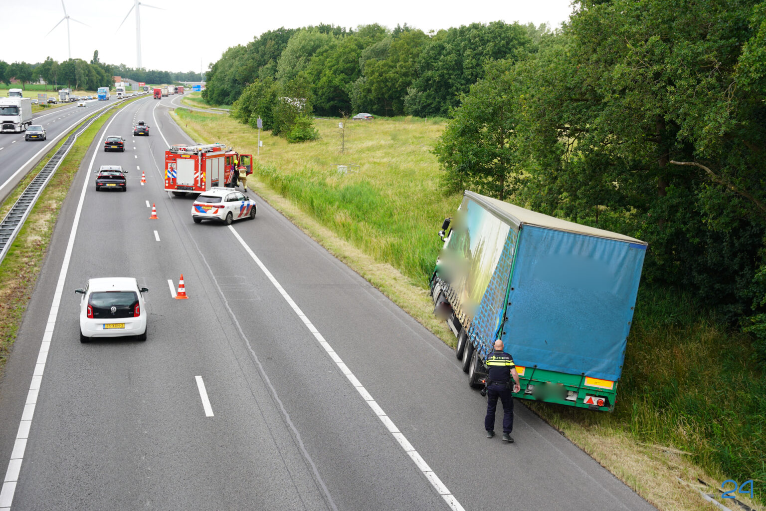 Vrachtwagen belandt in berm naast A2 bij Kelpen-Oler - Nederweert24