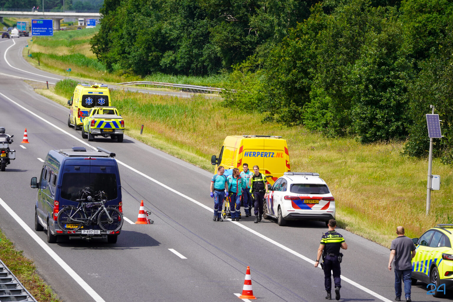 Vrachtwagen belandt in berm naast A2 bij Kelpen-Oler - Nederweert24