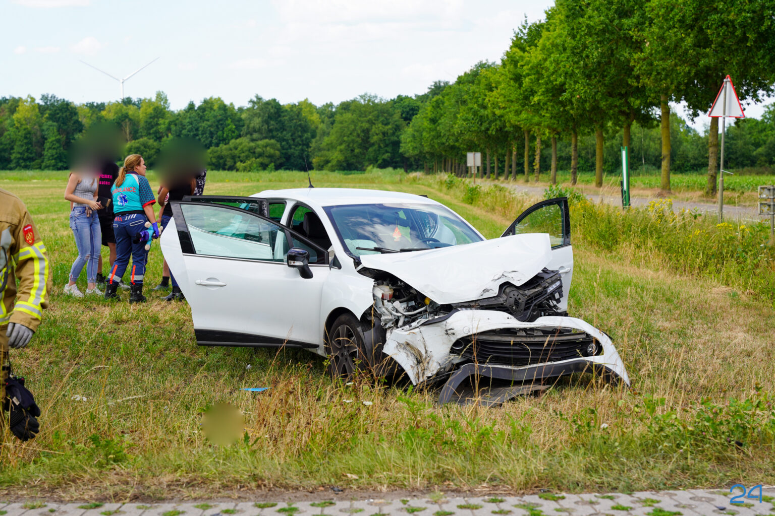 Twee auto's botsen op kruising Hollander in Heythuysen - Nederweert24