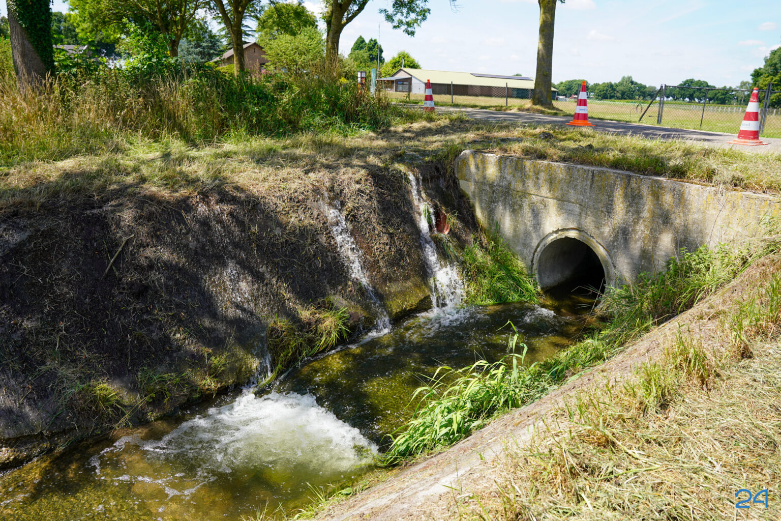 WML onderzoekt defect aan waterleiding op Baldessenweg in Nederweert ...